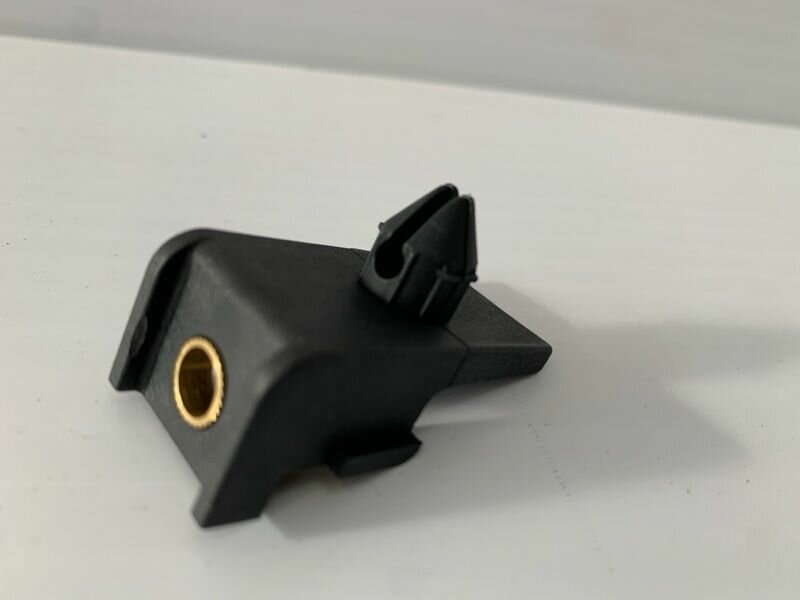 Клипса крепления фары для грузовиков MERCEDES AXOR ATEGO (мерседес)