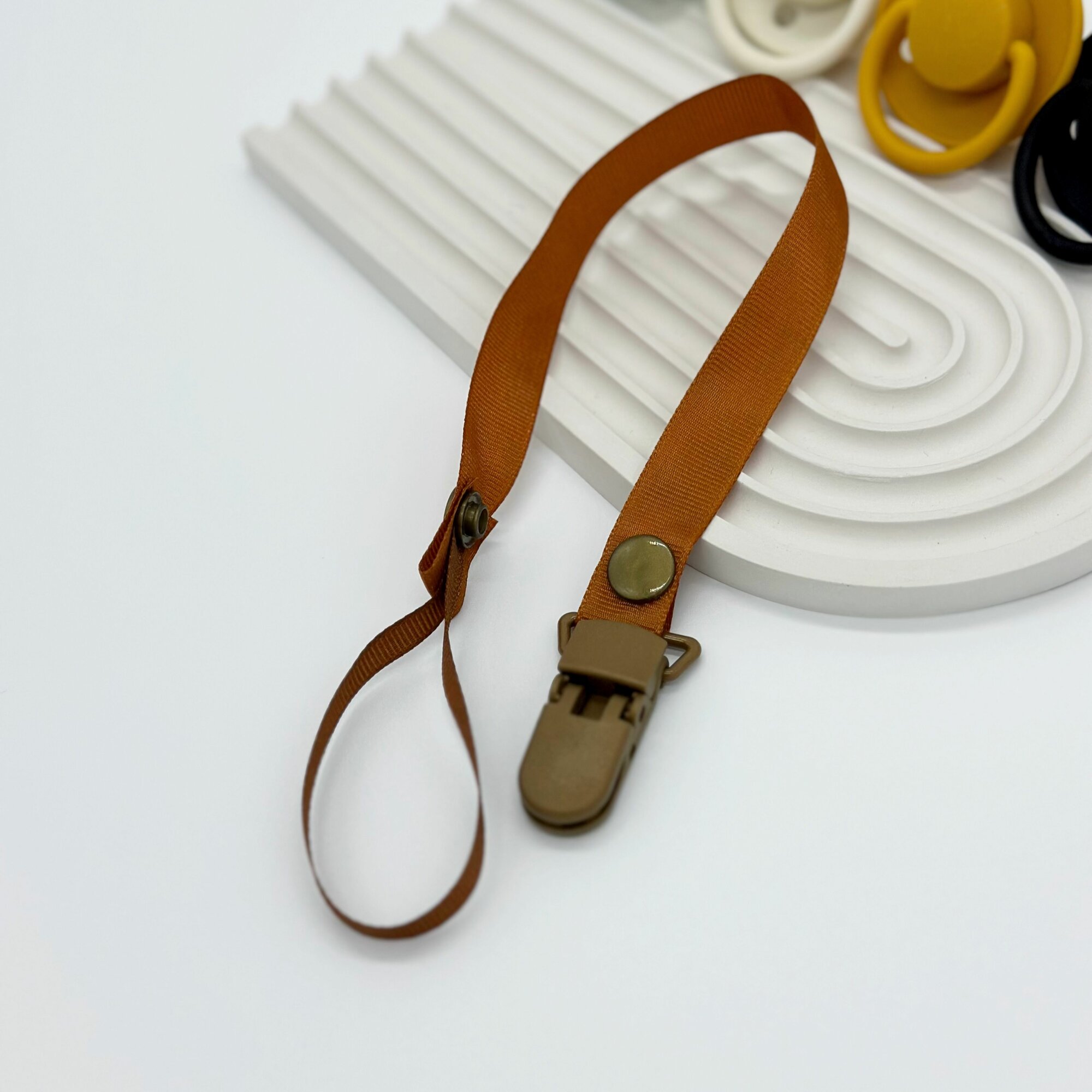 Держатель для пустышки / соски на ленте коричневый