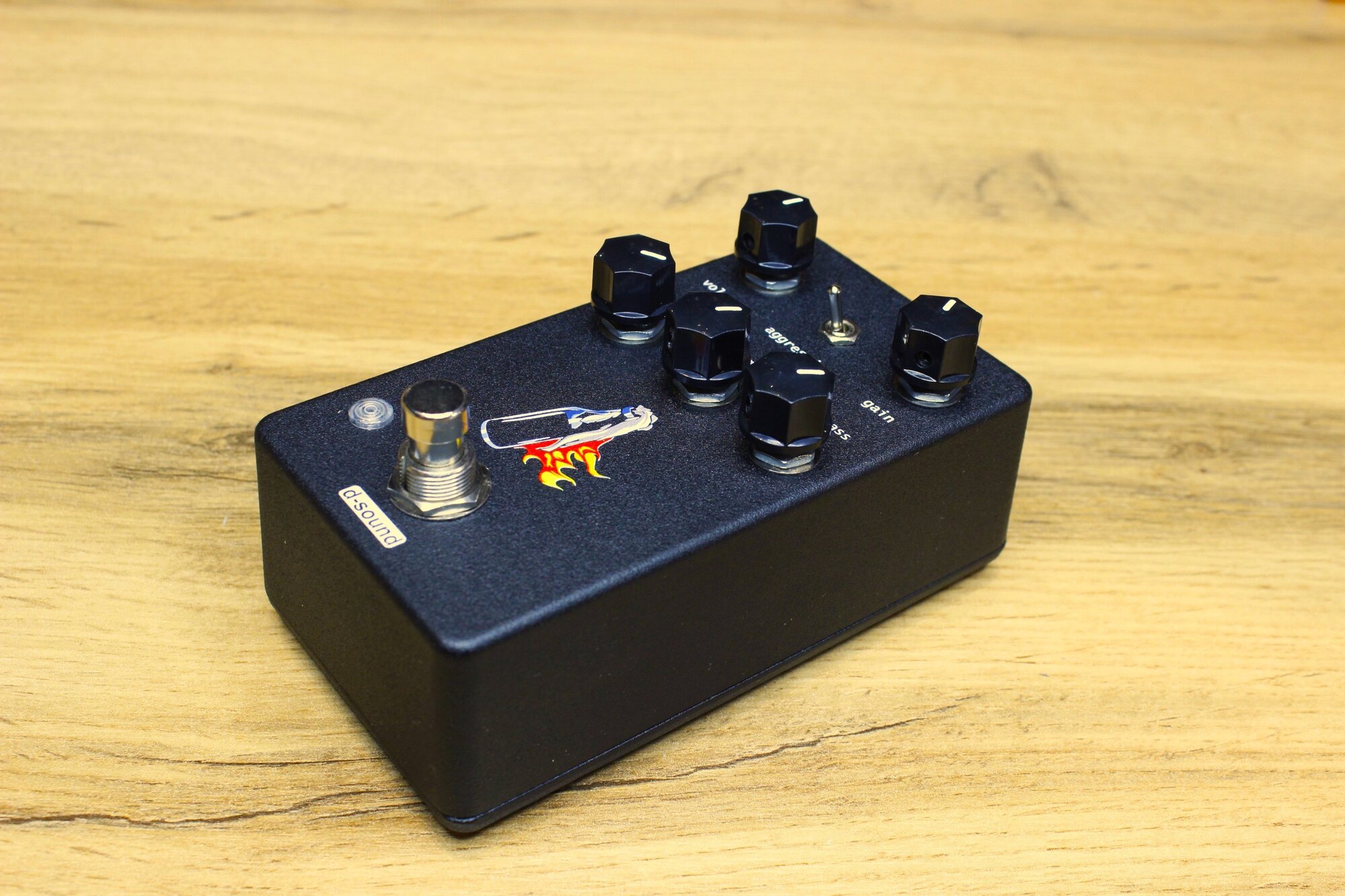 Педаль дисторшн D-Sound Revolution