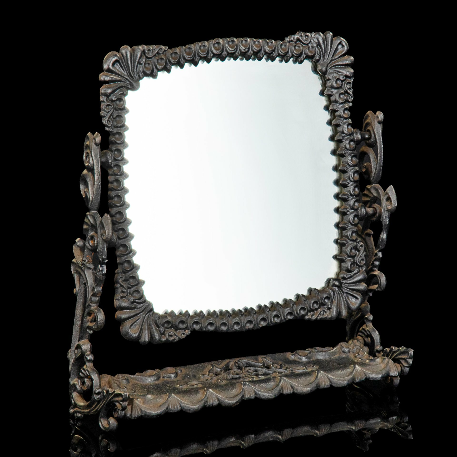 Зеркало в фигурной раме, стилизованной растительными элементами