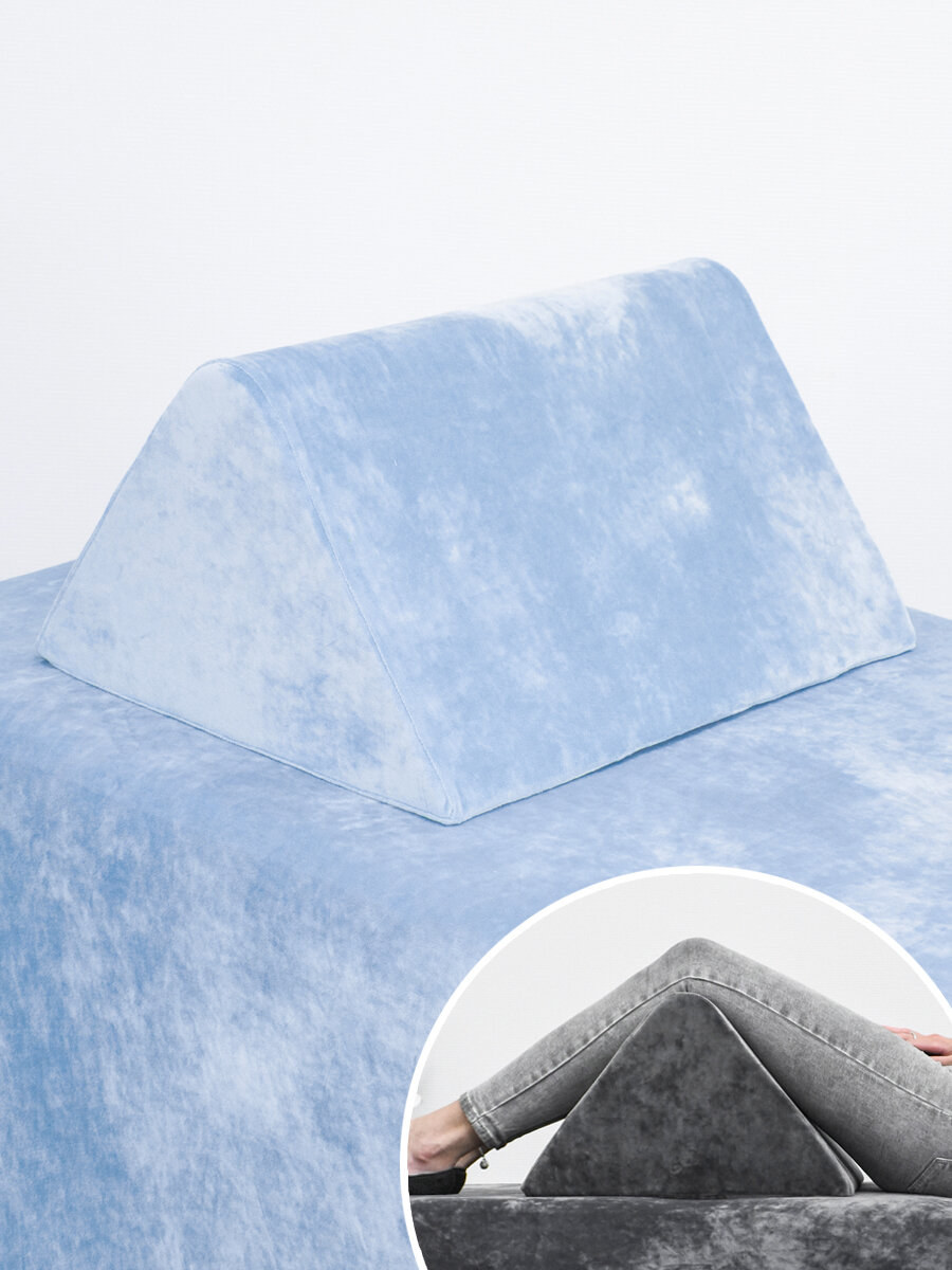 Подушка под ноги треугольник под колени на кушетку велюр, небесно-голубой