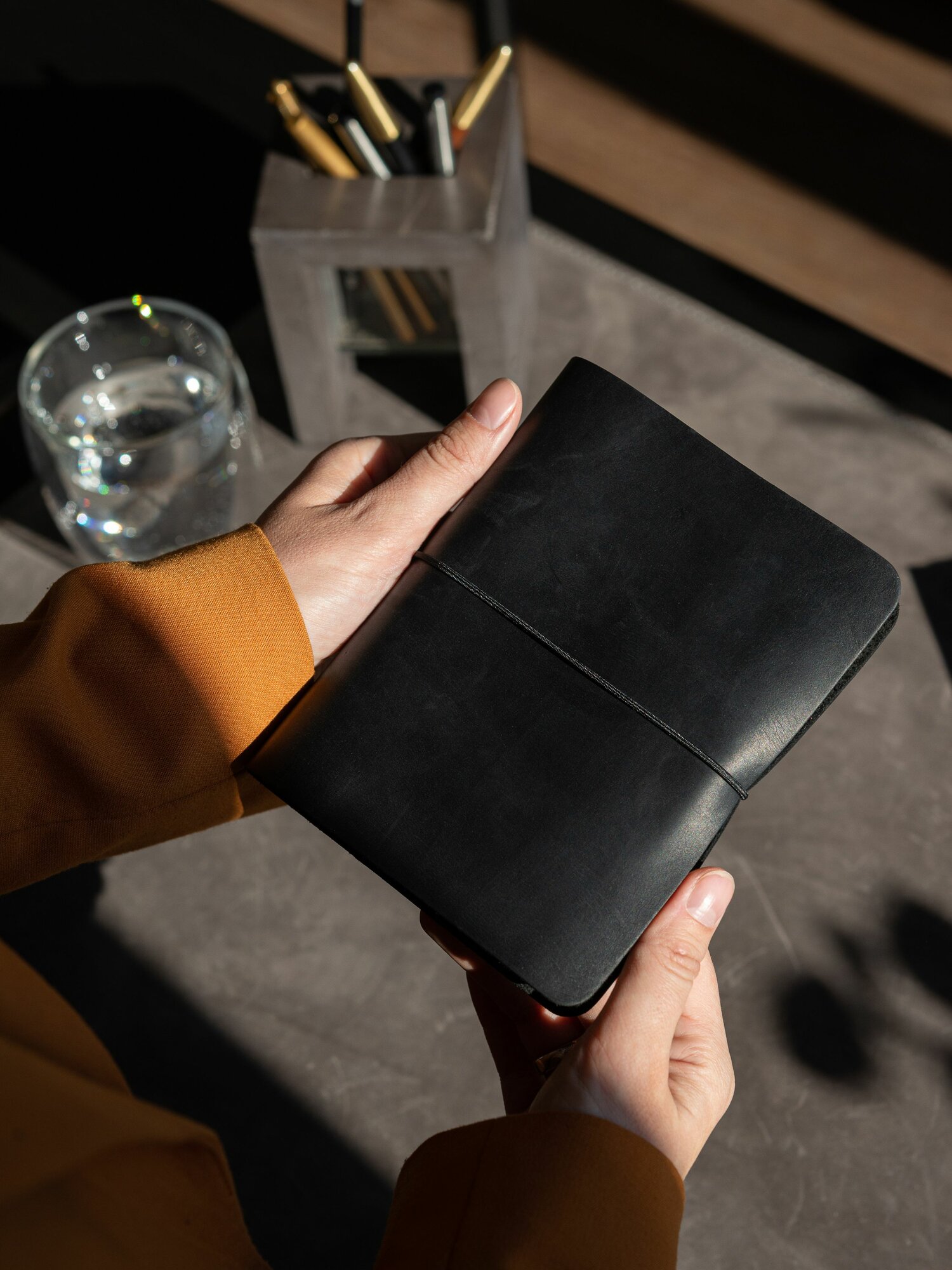 Кожаная тетрадь на кольцах А6/Блокнот со сменными блоками на резинке из натуральной кожи