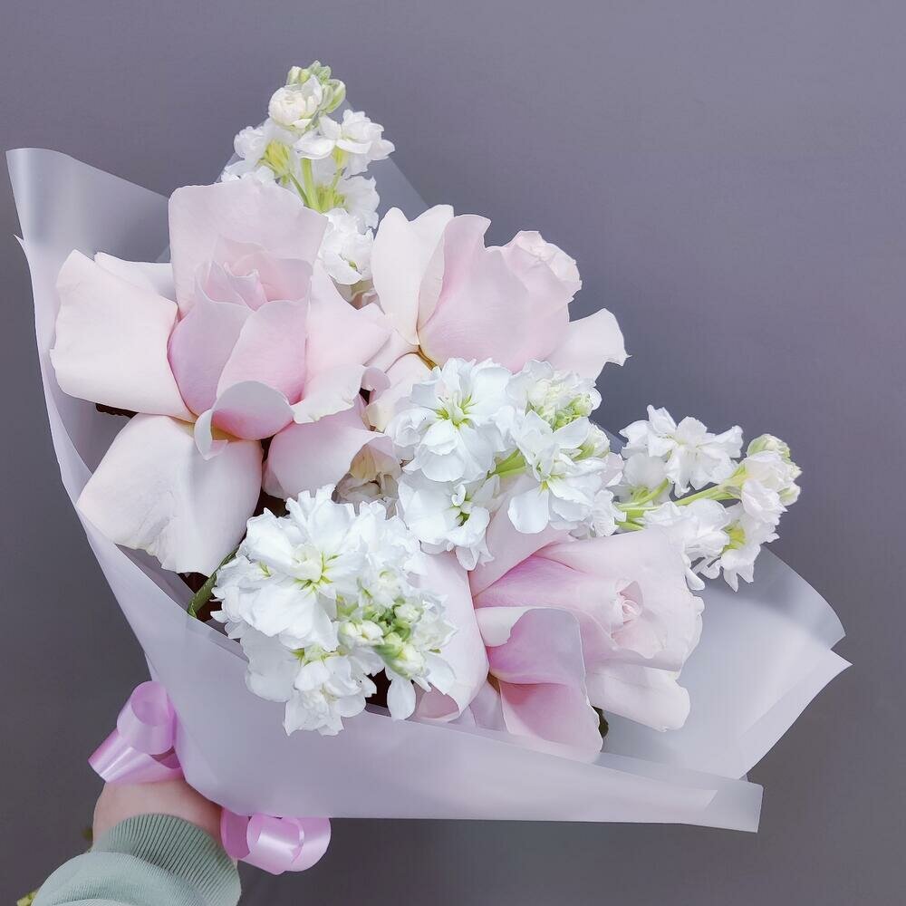 Букет комплимент из французской розы и ароматной матиолы Жемчужинка