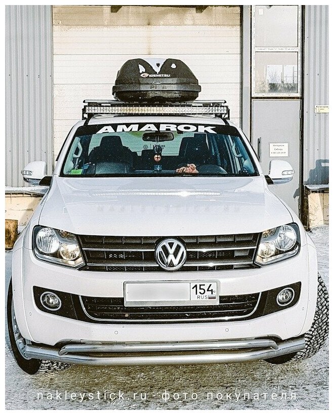 Наклейка полоса для Volkswagen Amarok (Фольксваген Амарок) на лобовое стекло цвета белый на чёрном