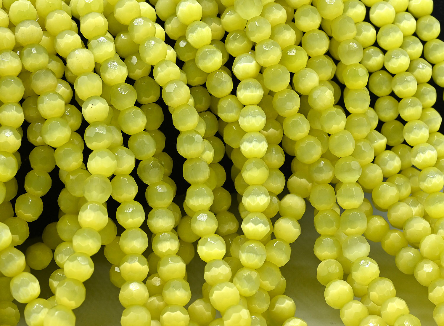 Бусины из кошачьего глаза (улексит) шарик гр.6мм цв. желтый, 40см, 70 бусин .