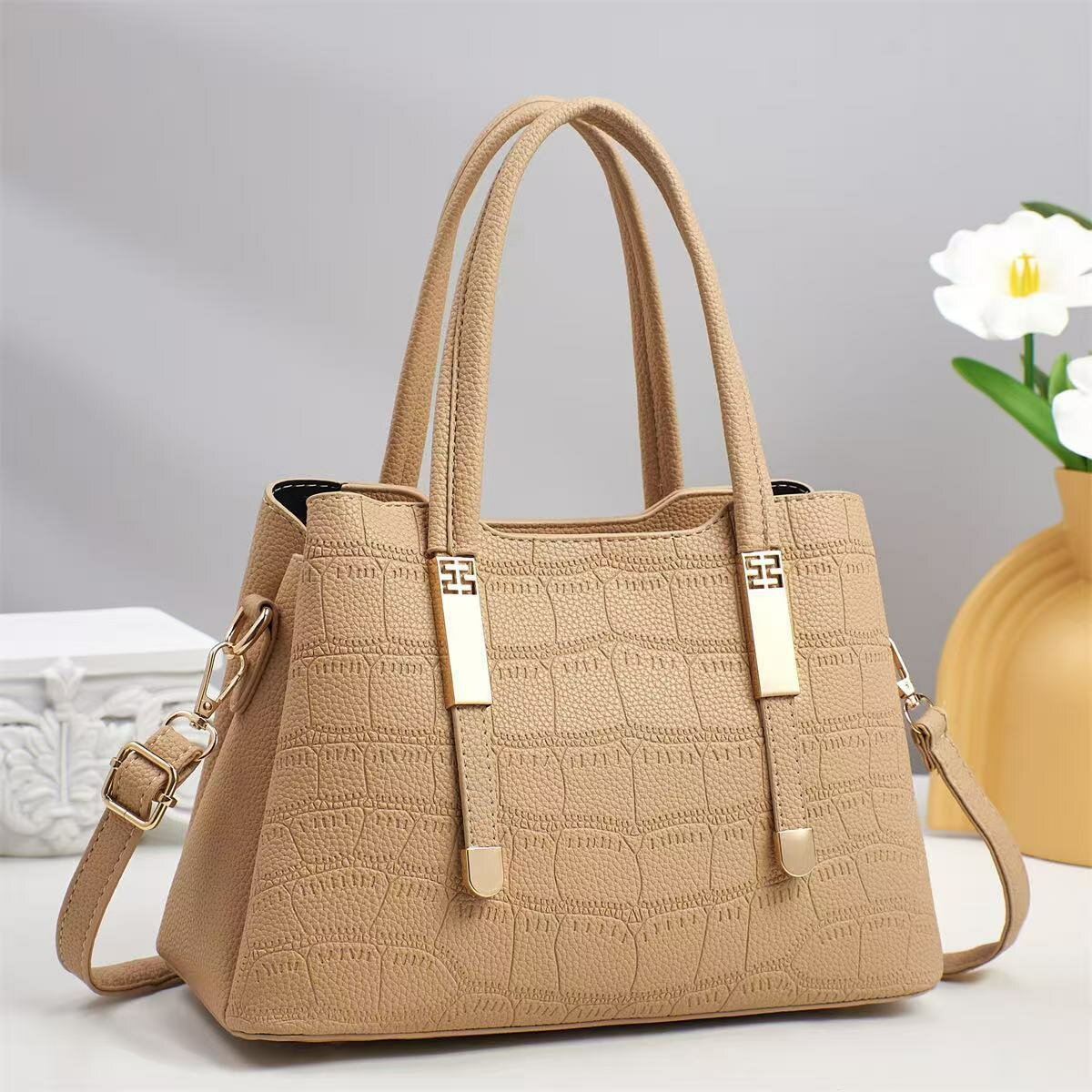 Стильная женская сумка-тоут для офиса: вместительная и элегантная