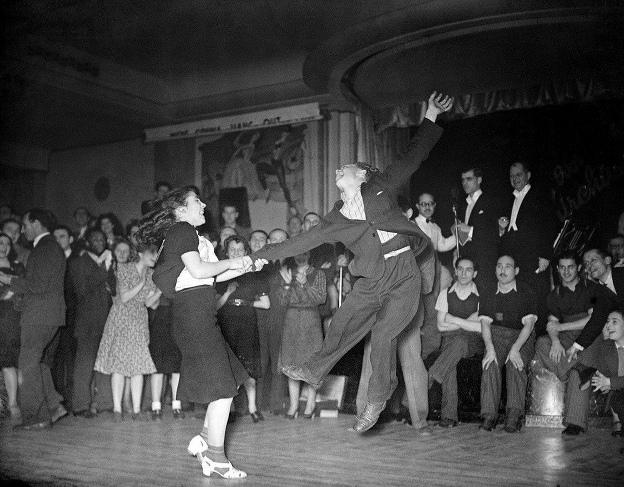 Плакат, постер свинг 40-х: линди-хоп в движении на бумаге, размер 60х84см