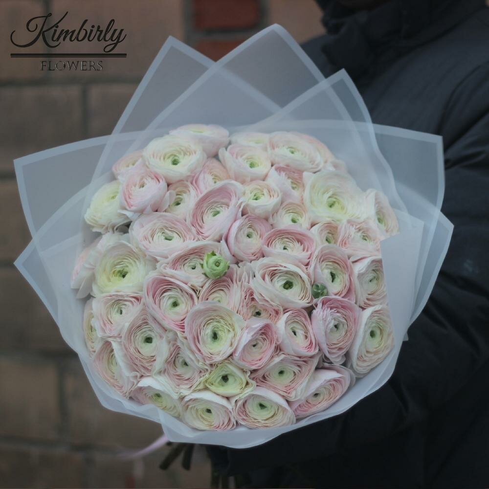 Большой букет живых цветов из нежных ранункулюсов, лютиков, цвет розовый, светлый, 51 шт, арт 72