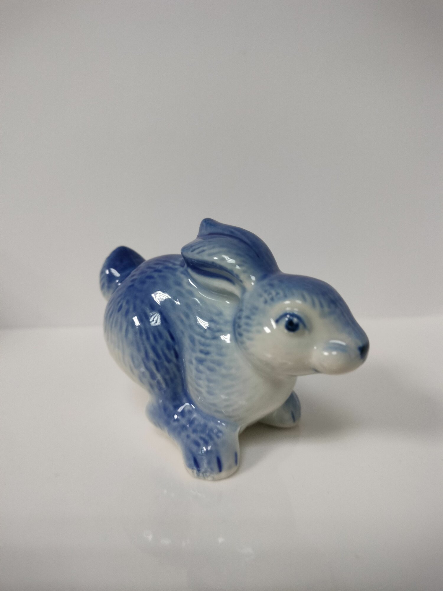 Фигурка фарфоровая зайка (бежит) Гжель. Ручная работа Россия.