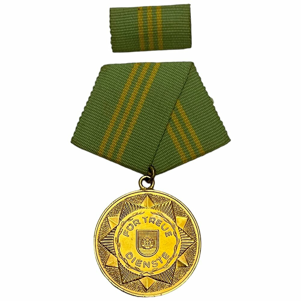 ГДР, медаль "За верную службу в МВД" золотая степень, с застежкой 1959-1990 (в красной коробке)