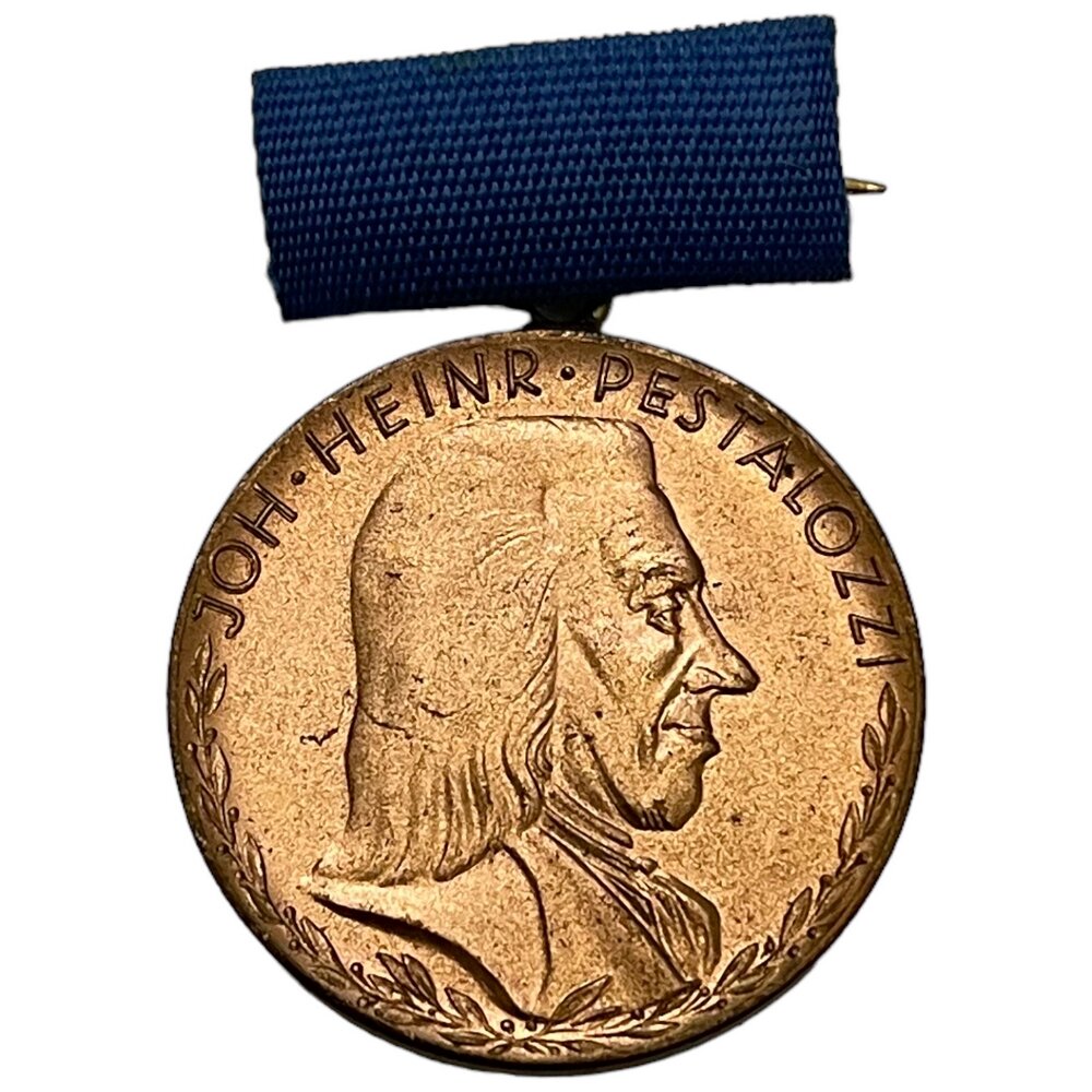 Германия (ГДР), медаль "Песталоцци. За верность" бронзовая степень 1956-1990 гг. (в коробке)