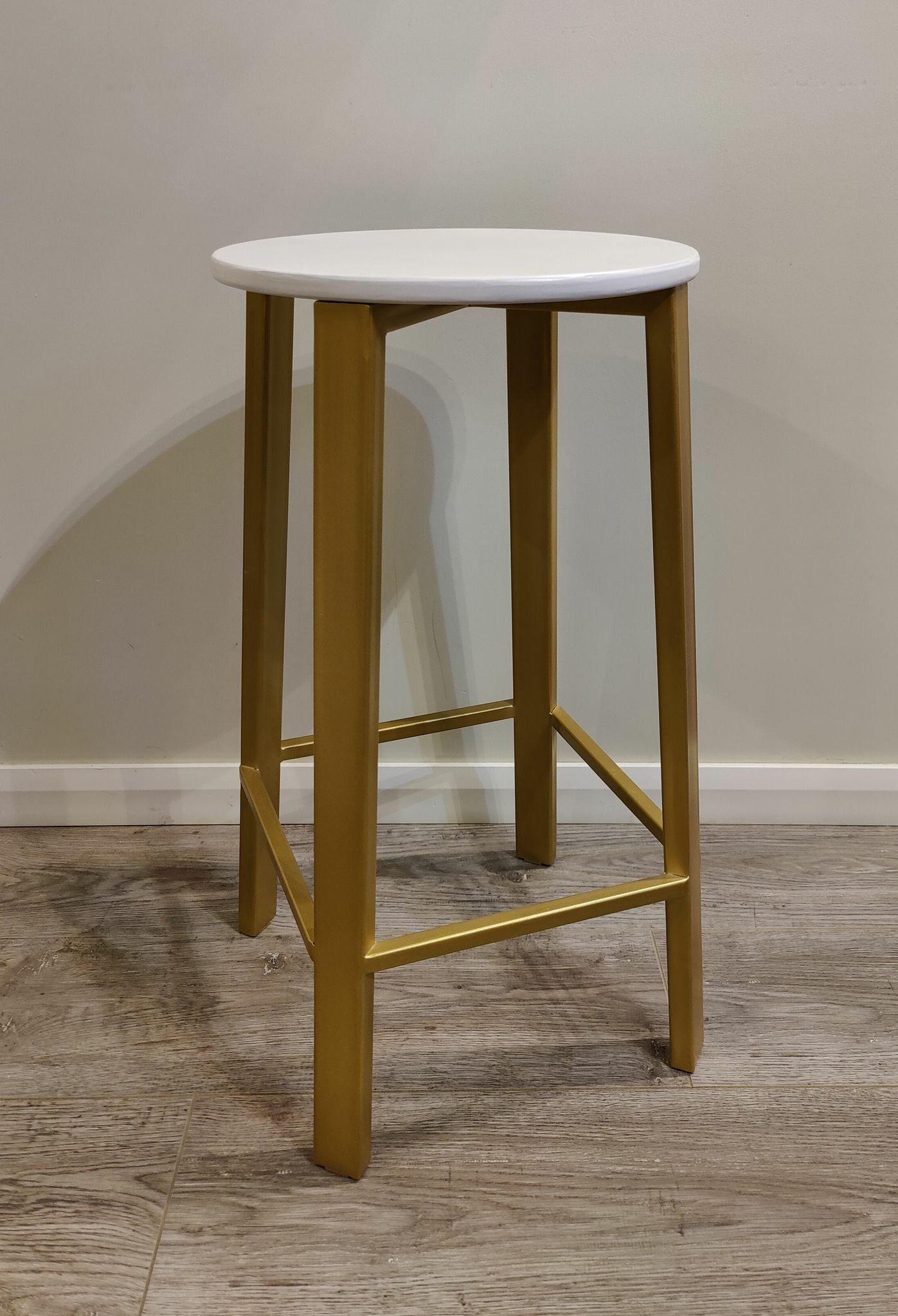 Барный стул ВАН ДЕР РОЭ: цвет дерева белый, золотой металлический каркас