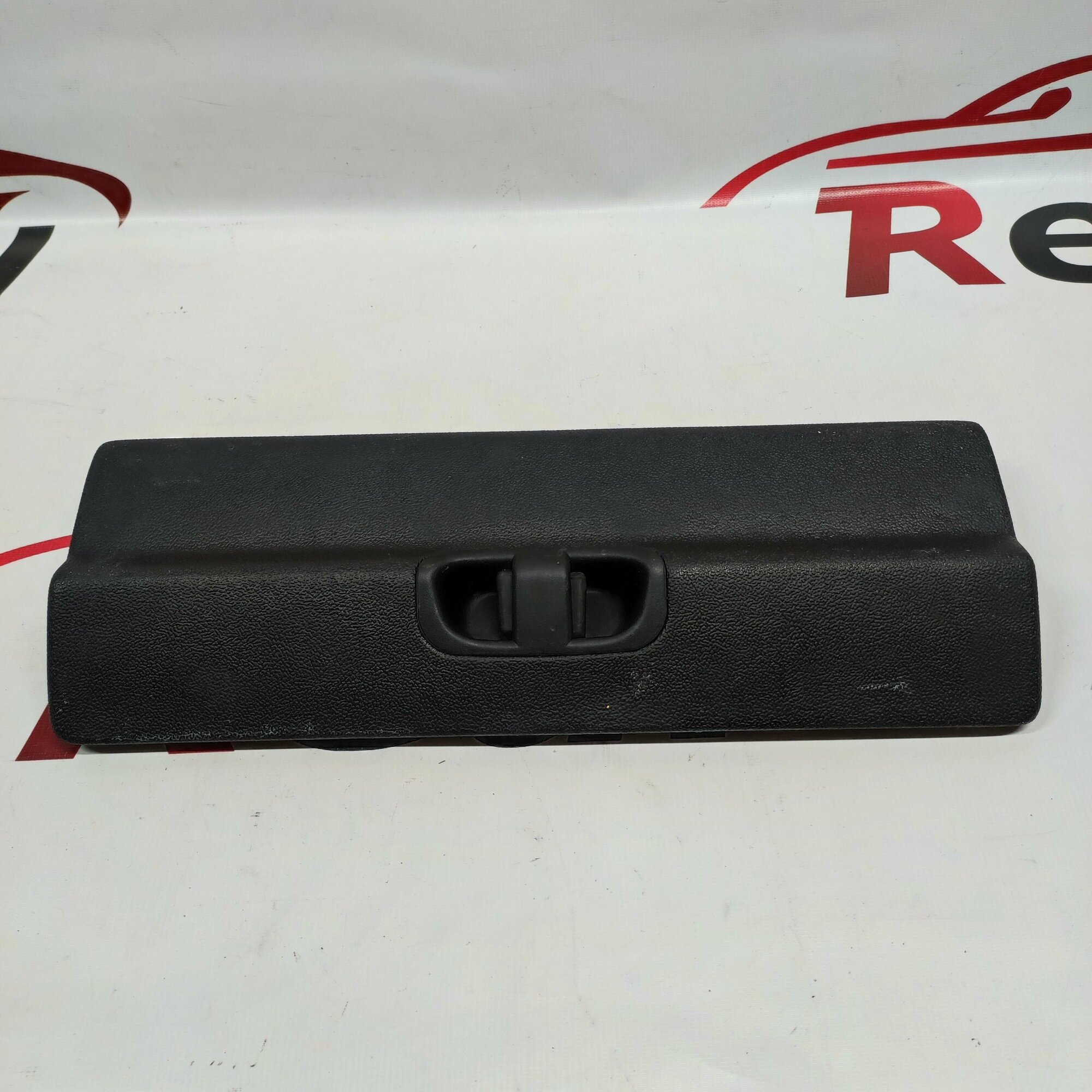 Крышка (бардачка) вещевого ящика для 21213, 21214, 2131 в сборе