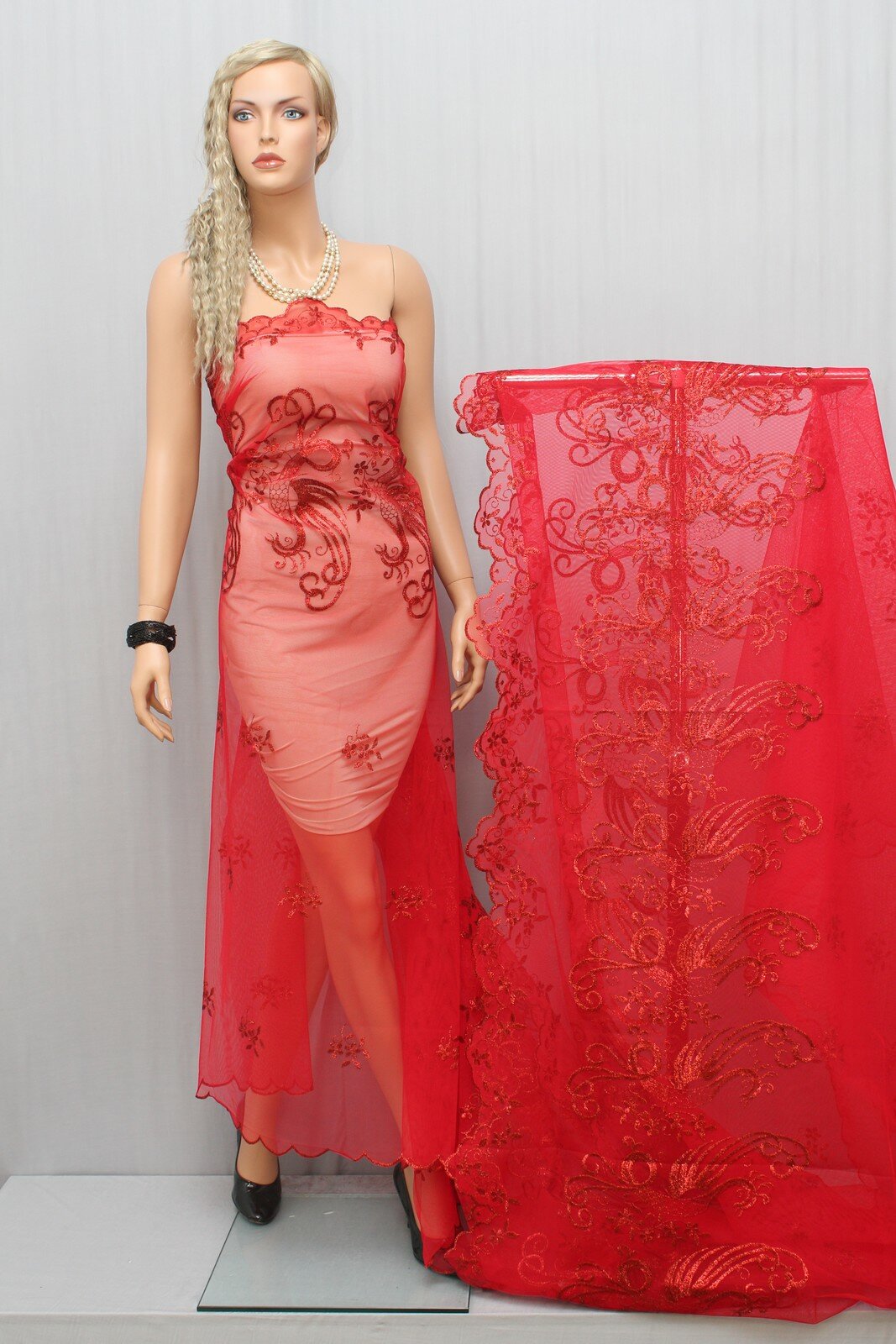 Ткань Вышивка красным люрексом на фатине красного цвета с драконами, кайма, ш130см, 0,5 м