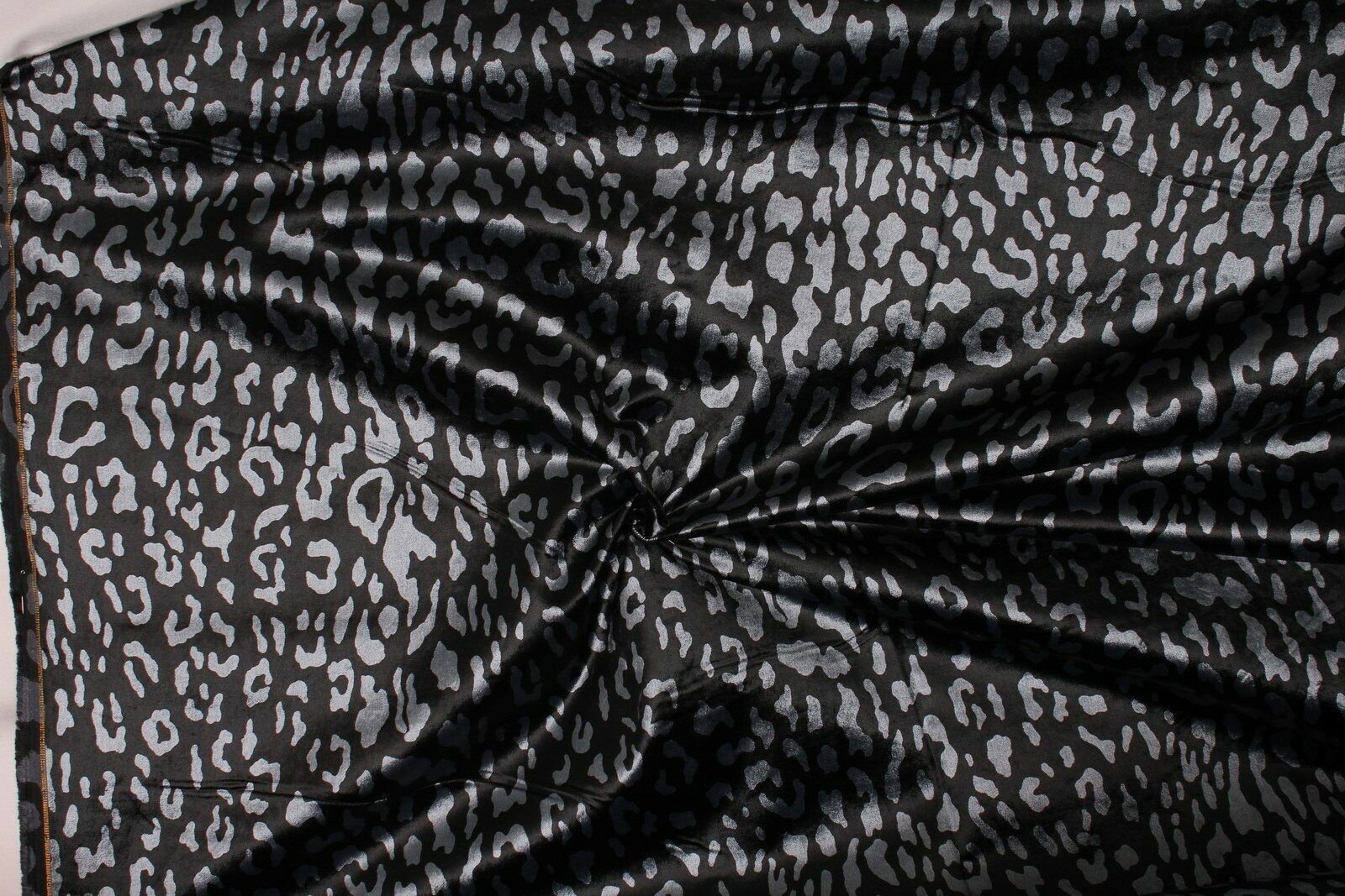 Ткань Бархат-стрейч "Леопард" серые пятна на чёрном, ш120см, 0,5 м