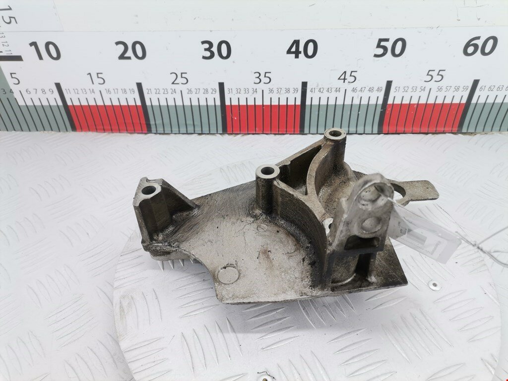 Кронштейн (крепление лапа) двигателя Renault Clio 3 8200408663 арт. 1712230