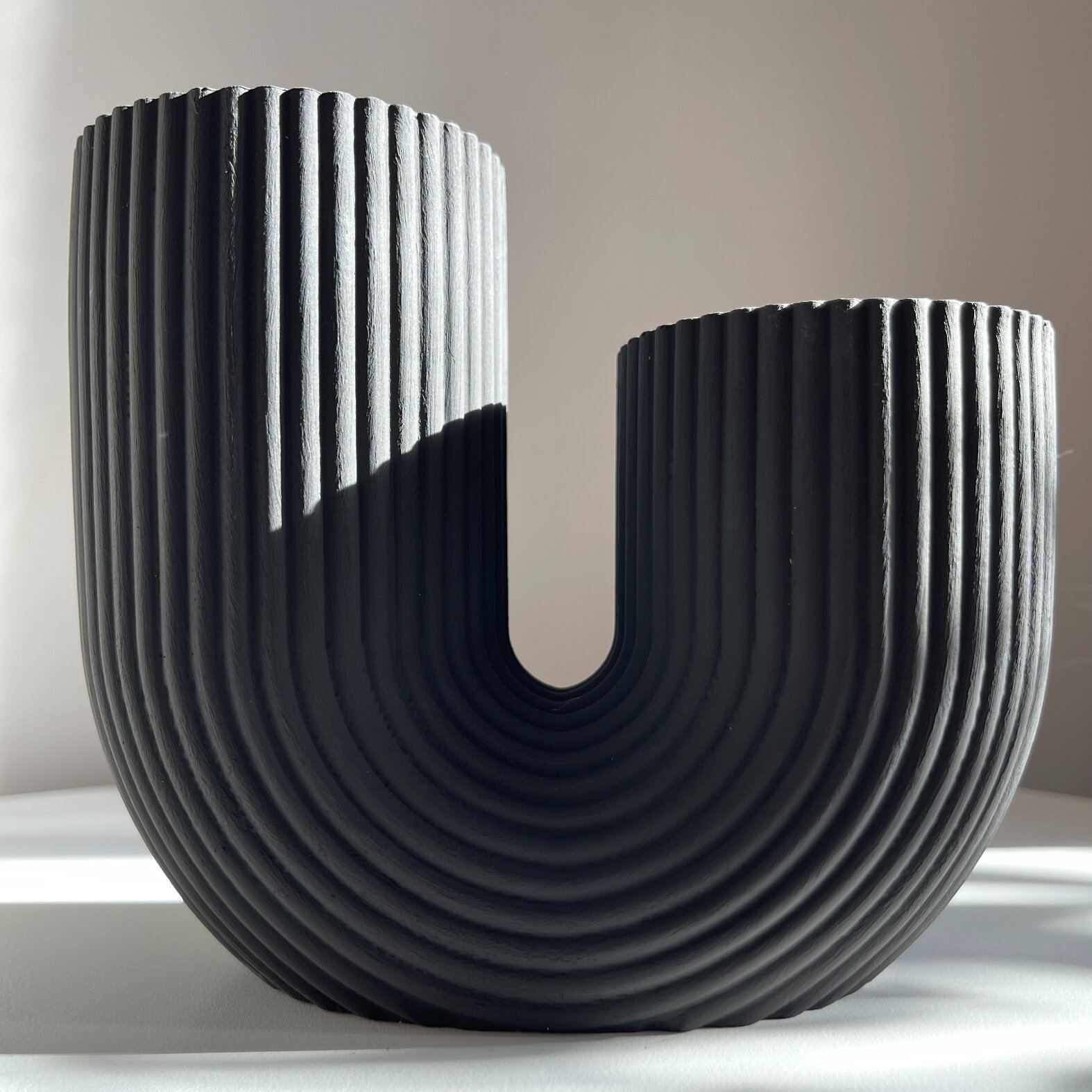 Ваза декоративная "Линии" для сухоцветов черная гипсовая