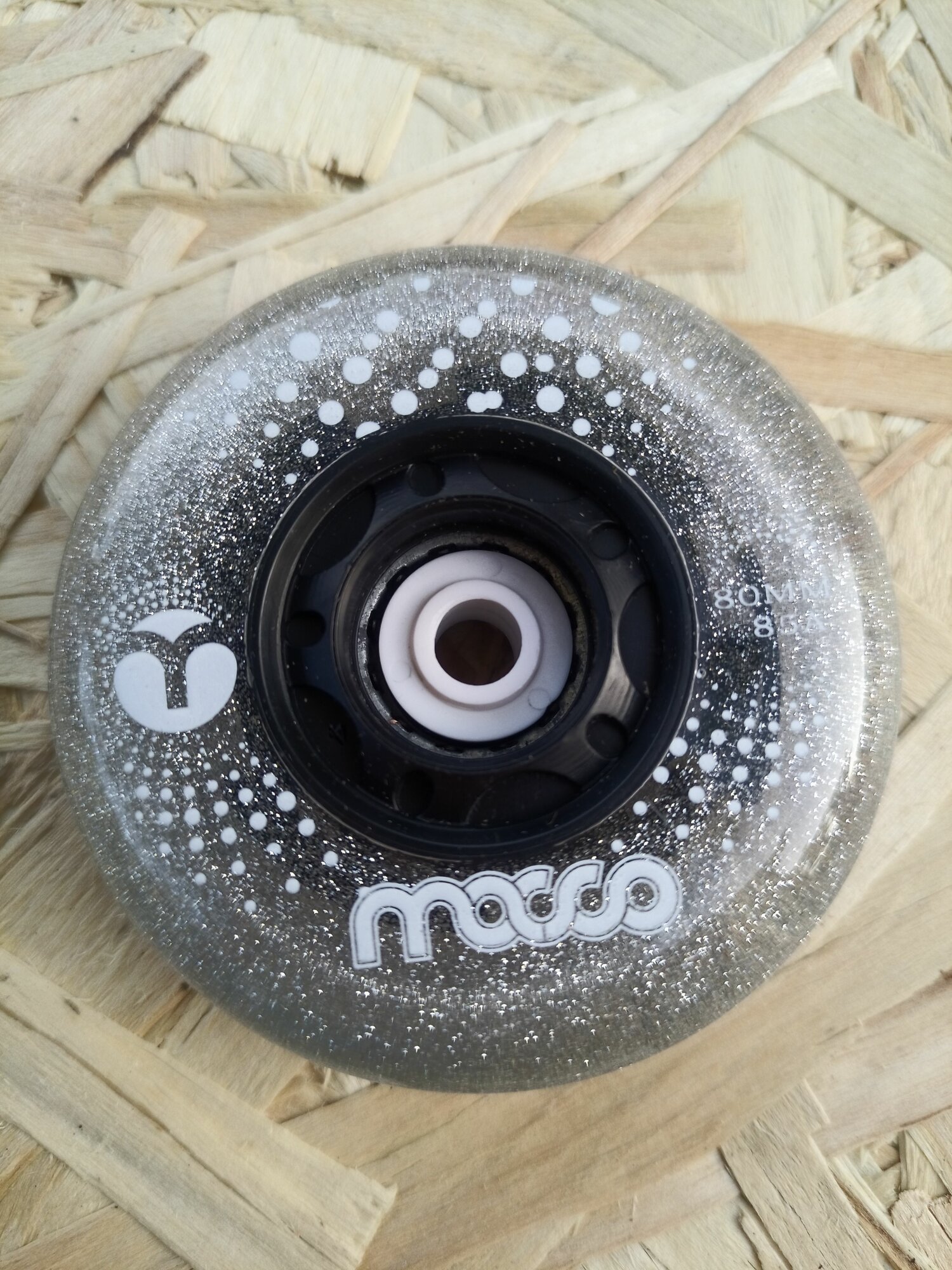 8 Колес Mocco 80mm, жесткость 85а. Светится разными цветам.