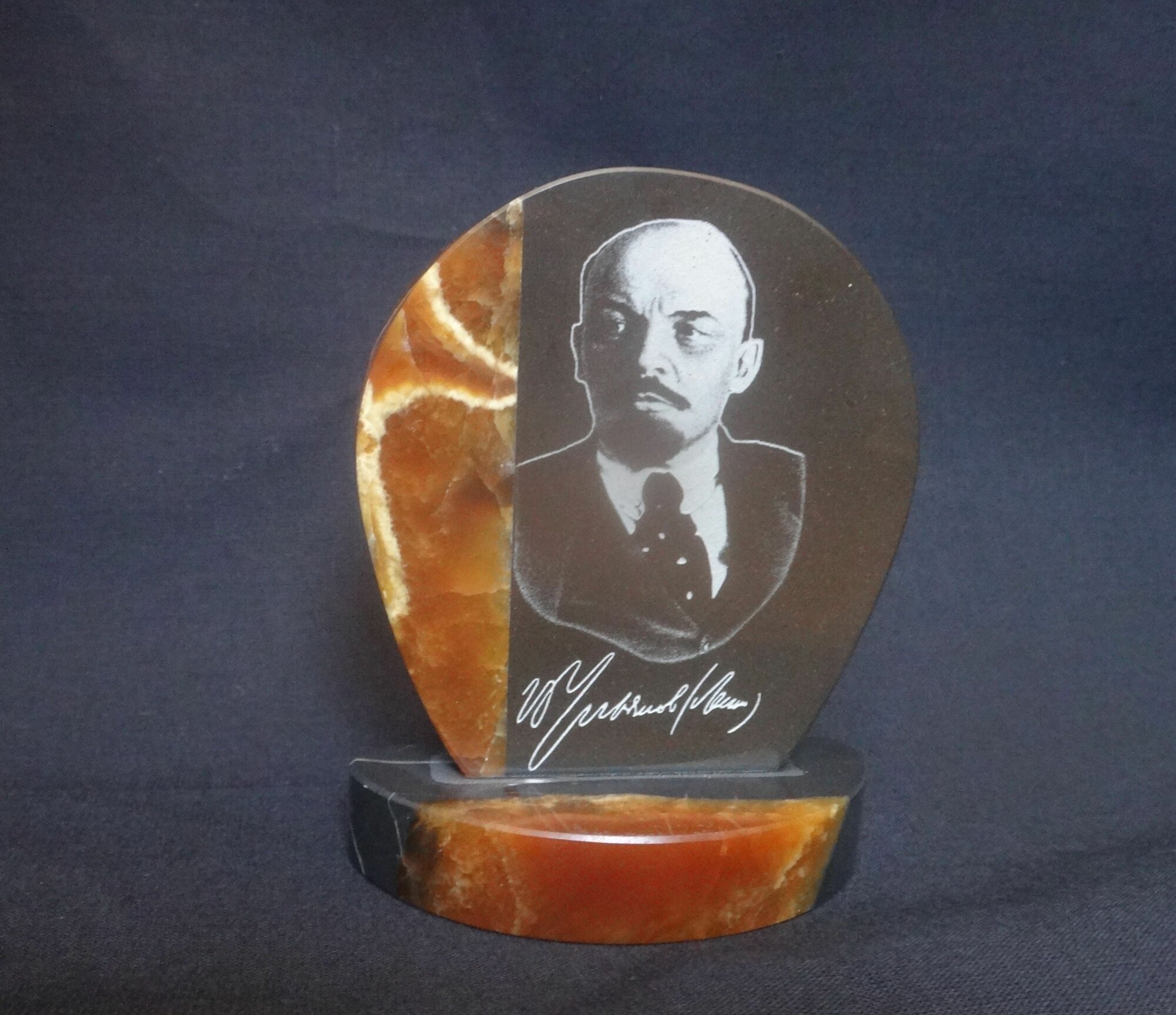 Картина Ленина на камне