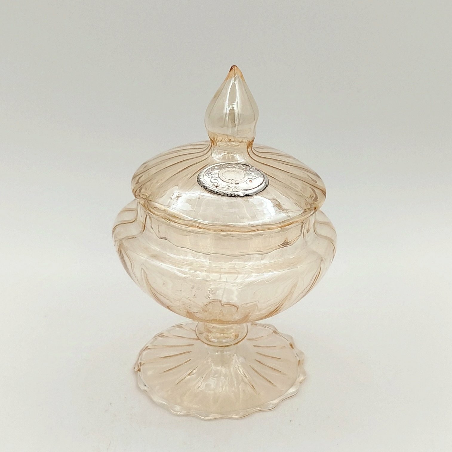 Ваза миниатюрная (бонбоньерка) золотистого цвета с медальоном на крышке, стекло