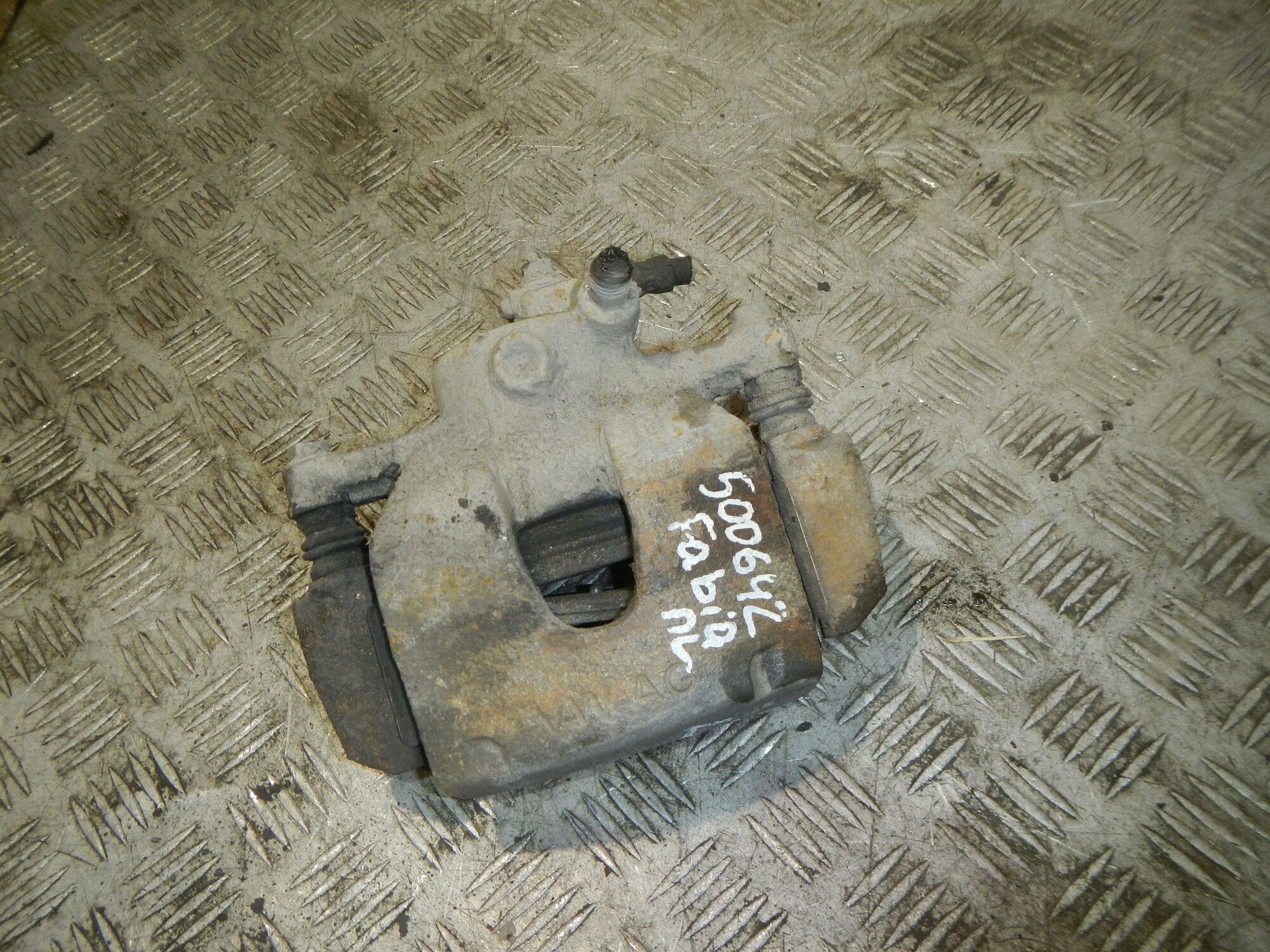 Б/У Суппорт передний левый, Skoda (Шкода)-FABIA (07-14) SKODA FABIA (07-14) Без видимых повреждений. 500642 VAG арт. 6RF...