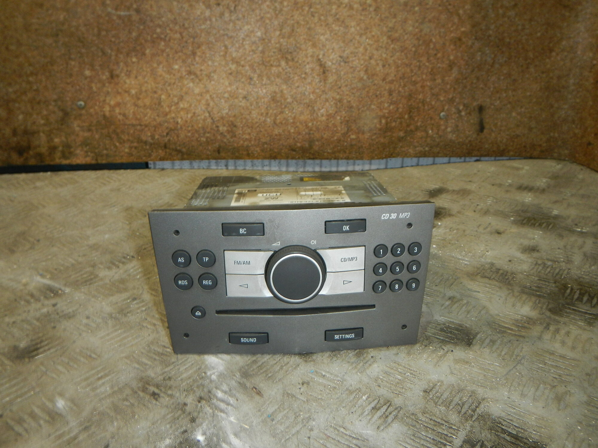 Б/У Магнитола, Opel (Опель)-ASTRA H (04-) OPEL ASTRA H (04-) Потертости,в копоти. 542174 GENERAL MOTORS арт. 13251048