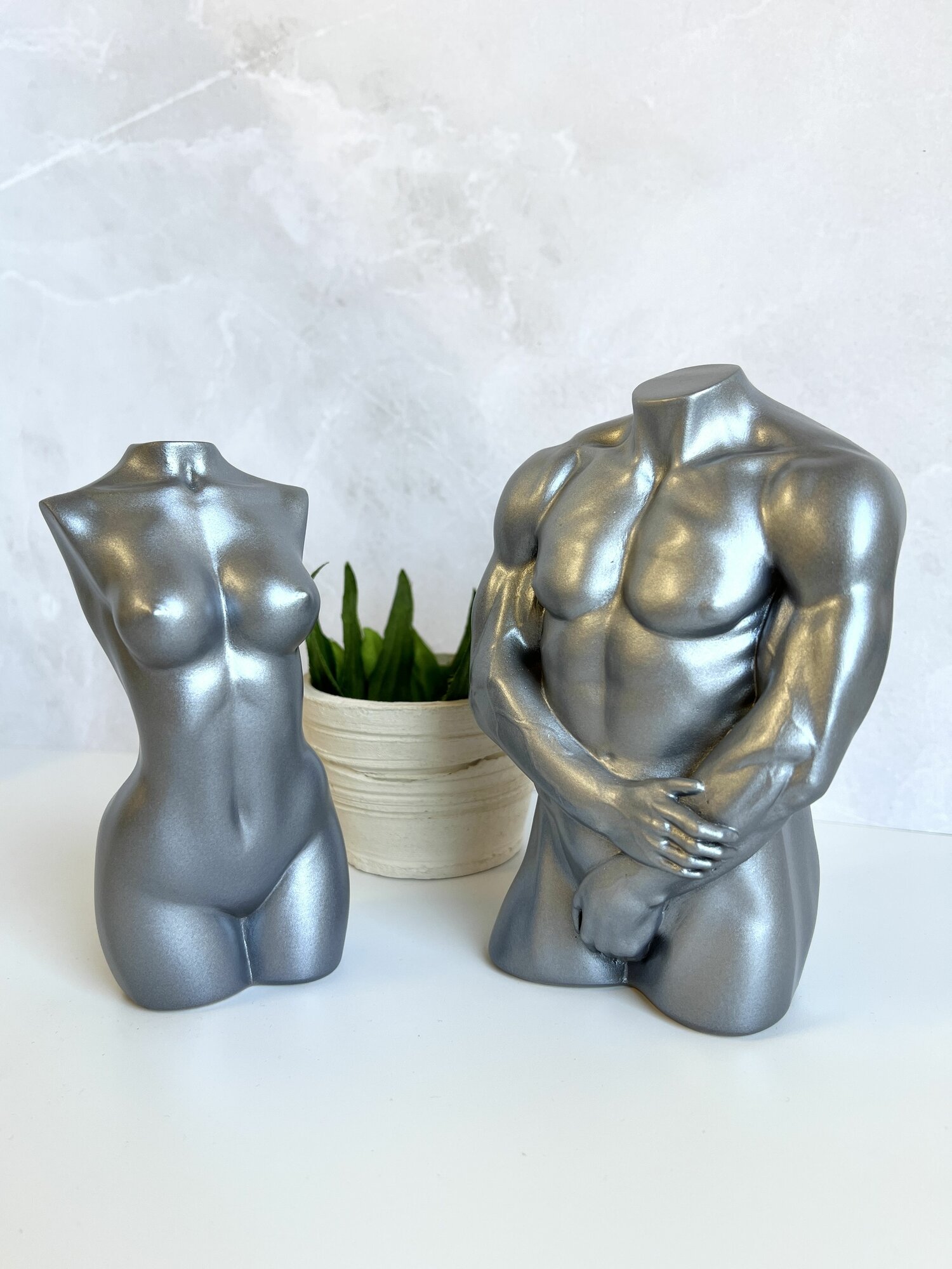 Набор статуэток мужское и женское тело цвет серебристый. Гипс. Высота 17 см.