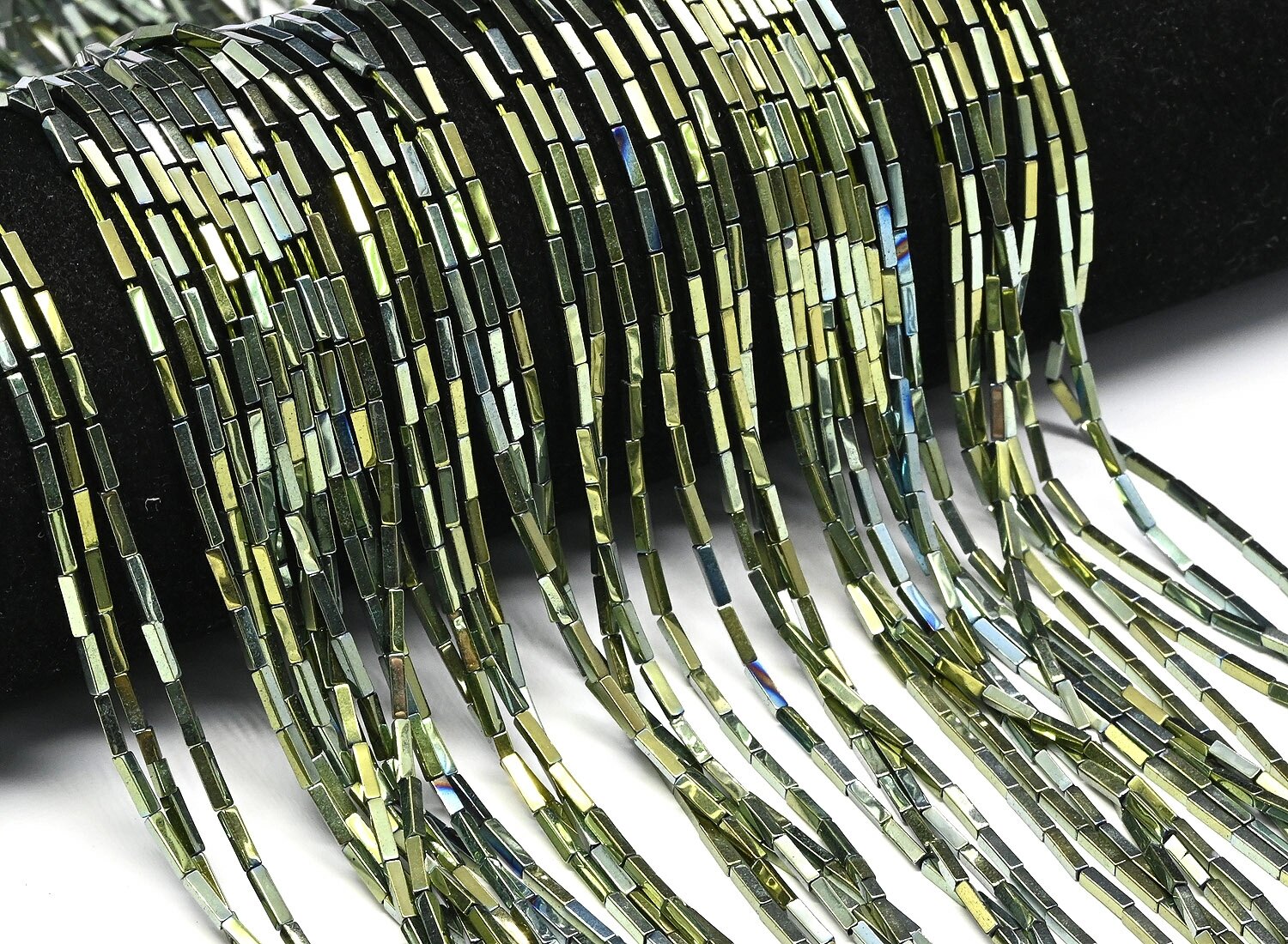 Бусины из гематита брусок 1*6мм цв. зеленый, 40см, 60 бусин .