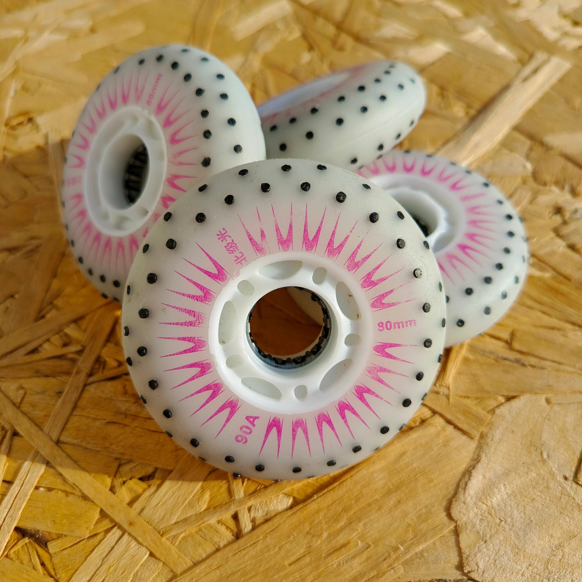 Колеса для роликов светящиеся розовым искряшки. (4 шт) Аврора 80мм с жесткостью 85а. Кремниевых вставок 100шт.