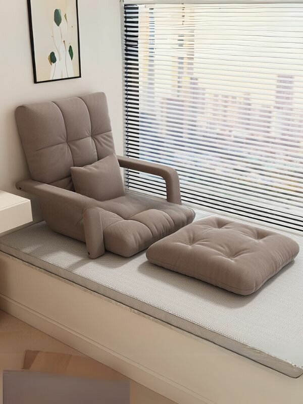 Раскладные диваны в спальне и на балконе, Ширина 48x45см