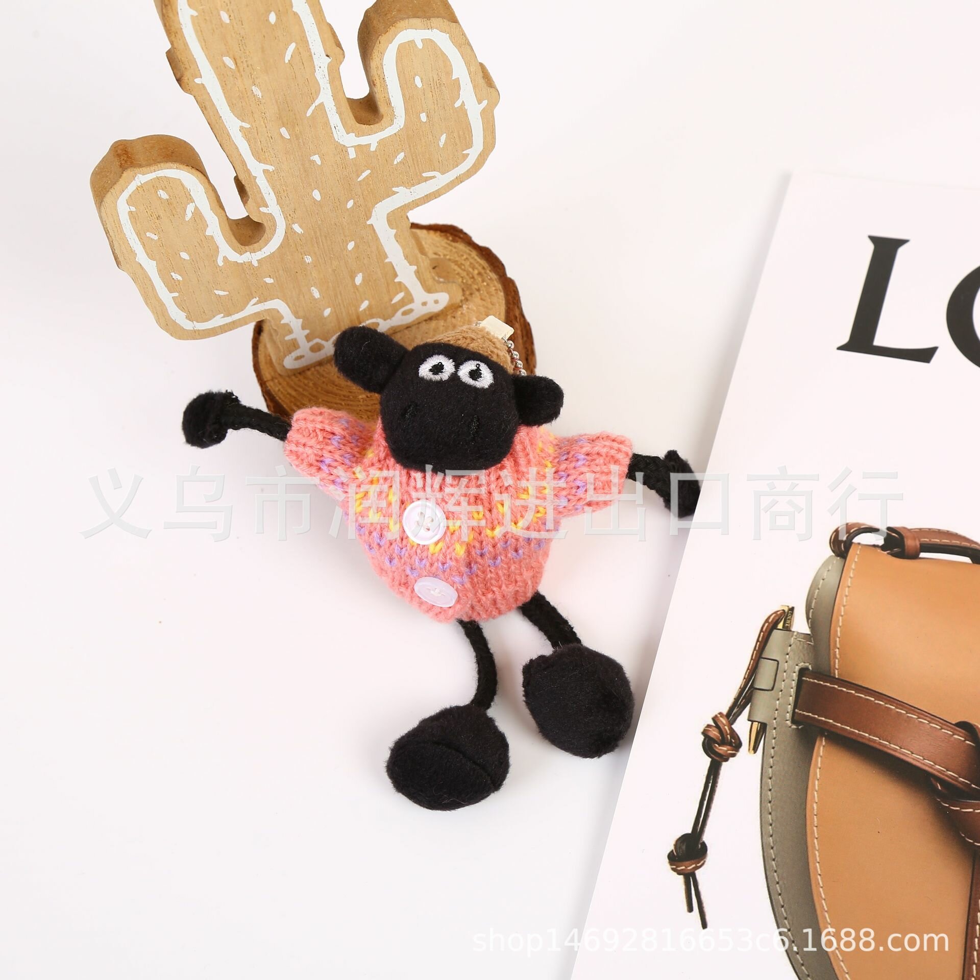 Брелок "Овца", розовый, с пуговицами