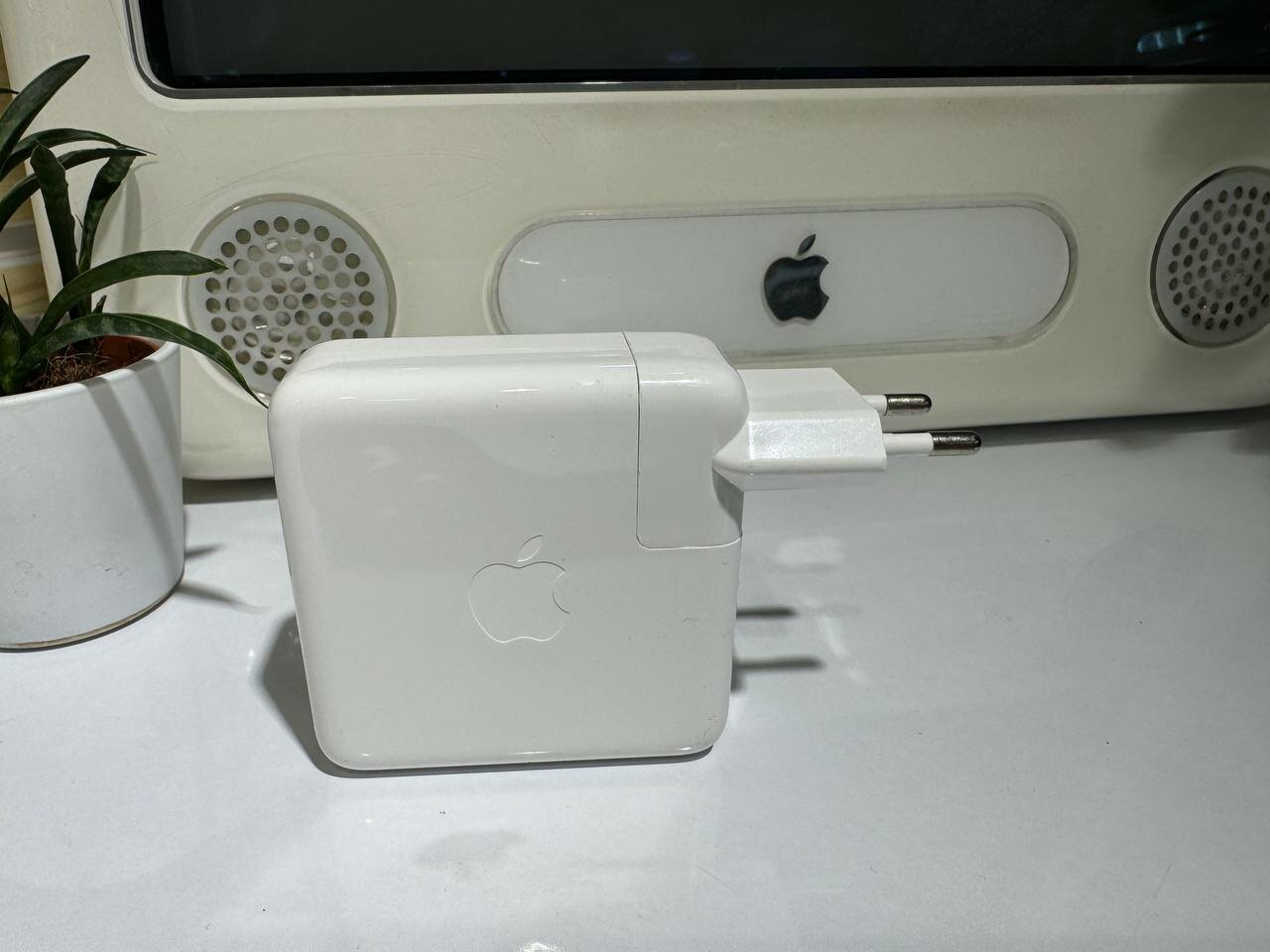 Apple USB-C Power Adapter 70W Б/У — фото 1