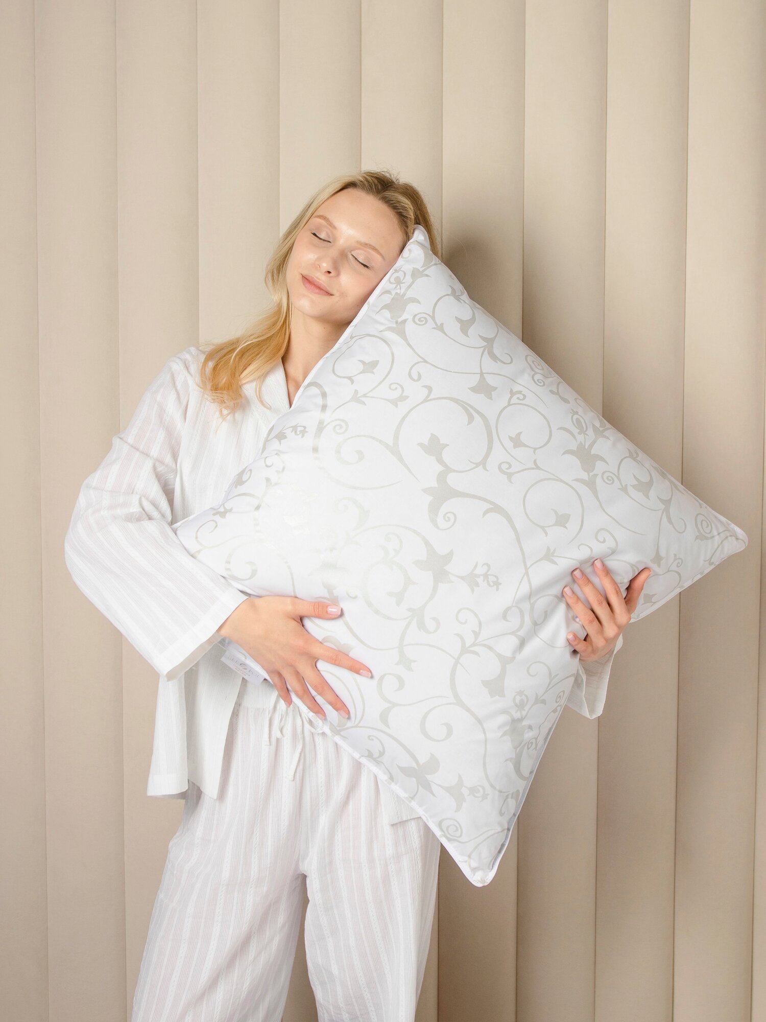 Подушка для сна 70x70 "Афродита" гусиный пух/перо, средней жесткости, упругая, Bel-Pol