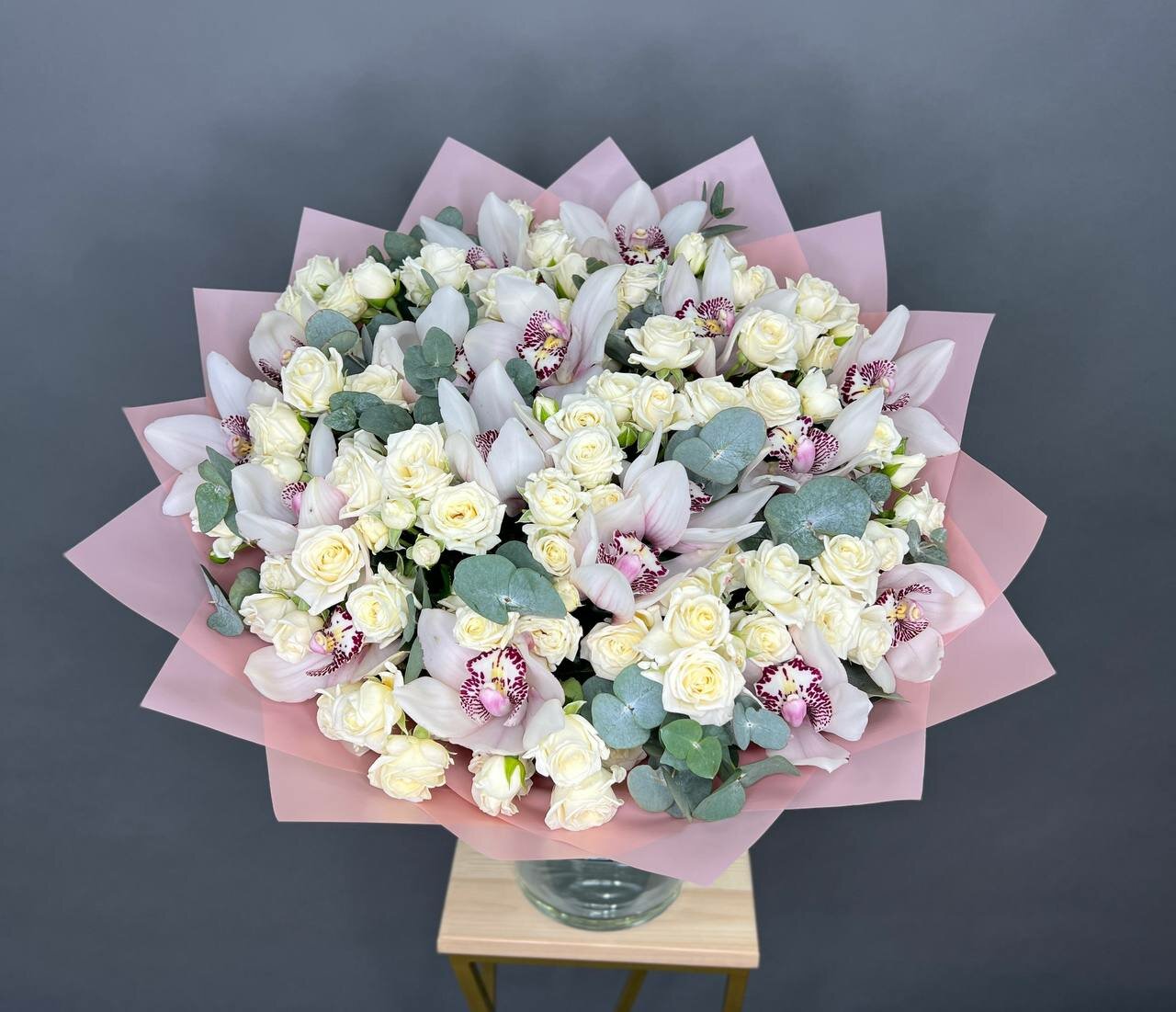 Стильный букет с Орхидеями и розами