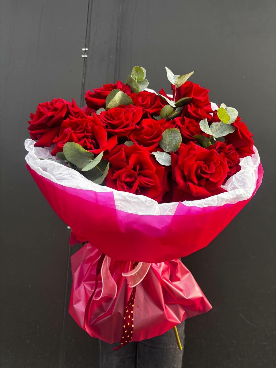 Монобукет "story-flowers", французские розы, 15 шт, красный, с эвкалиптом