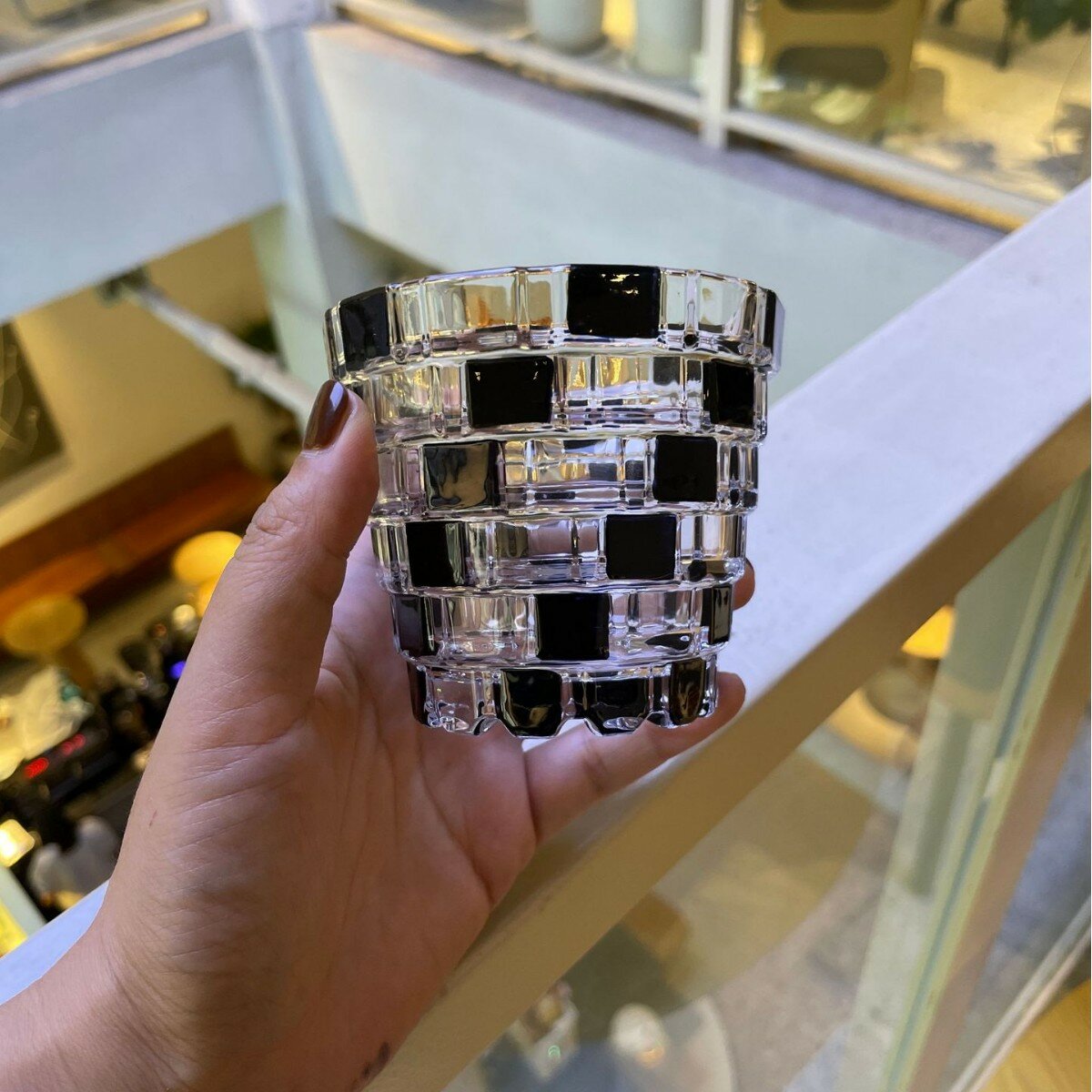 Красные кубики льда, расписанные вручную, на атмосферных стаканах для воды, бокалах для напитков, стаканах для виски и бокалах для крепких спиртных напитков.