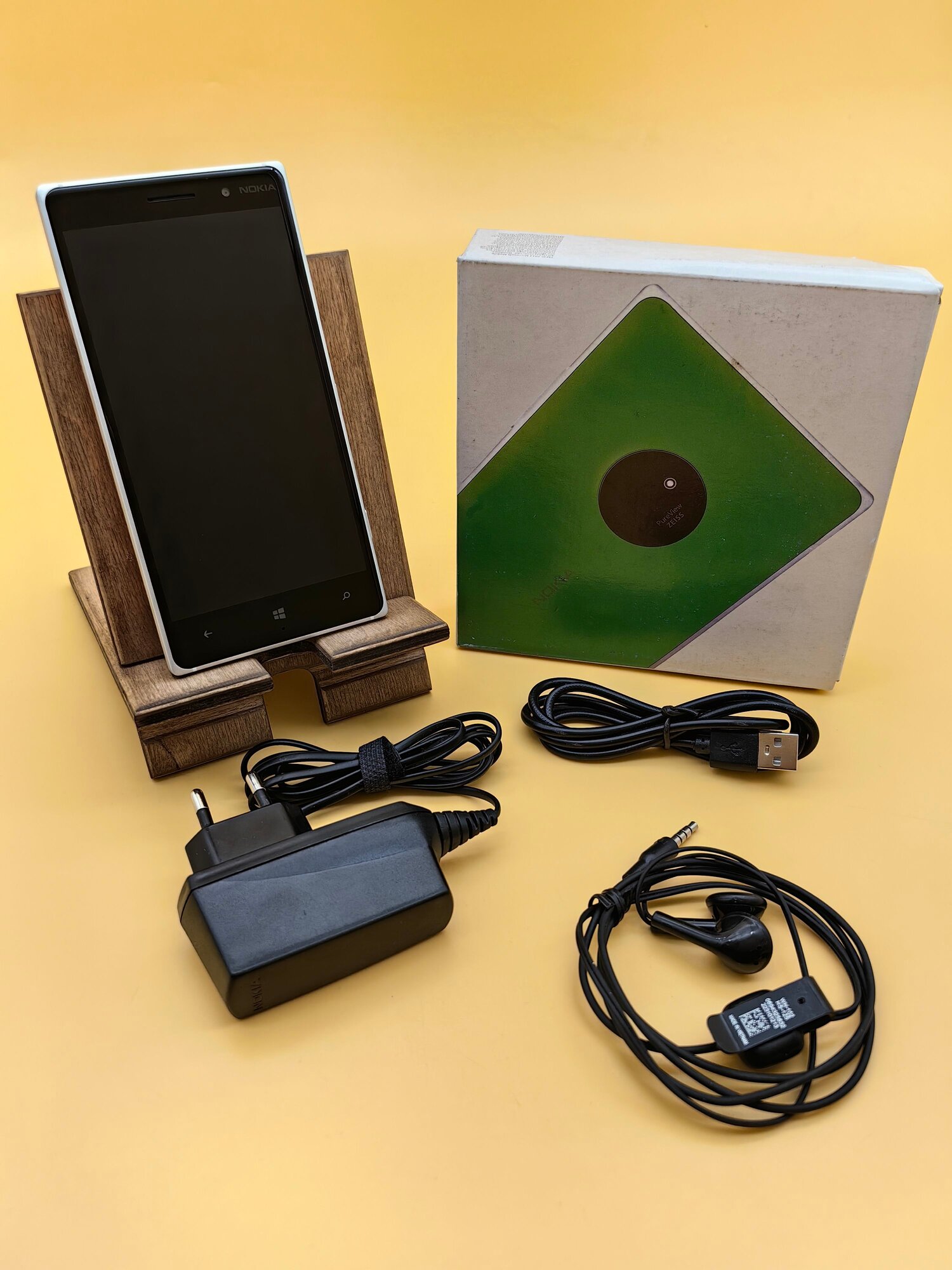 Мобильный телефон Nokia Lumia 830, белый, пластик, раритетный