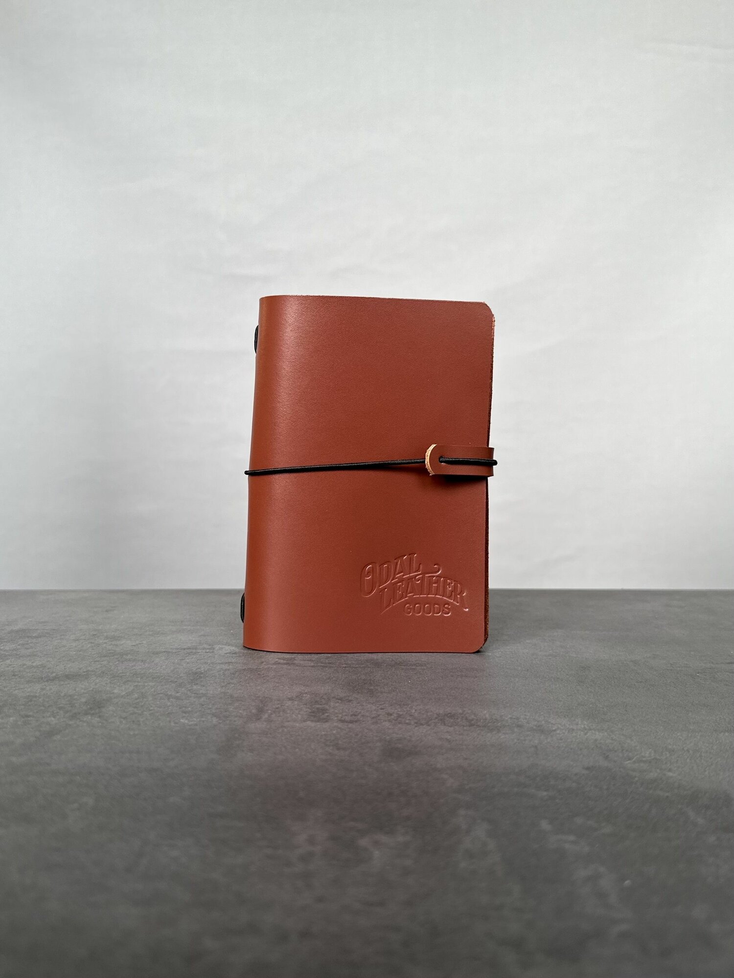 Записная книжка блокнот из кожи на резинке 15х11. Цвет коньяк