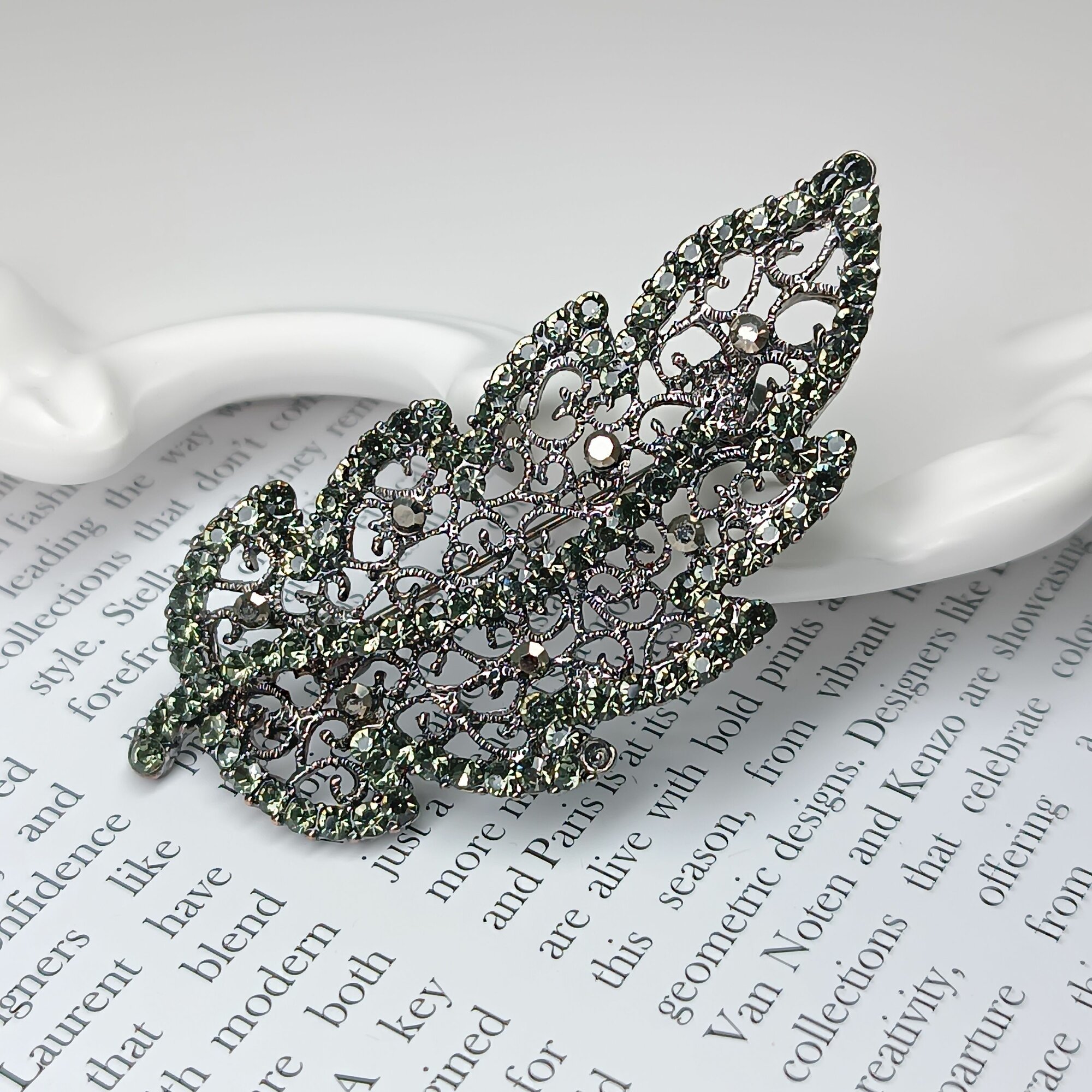 Винтажная брошь времён СССР, перо, дефект