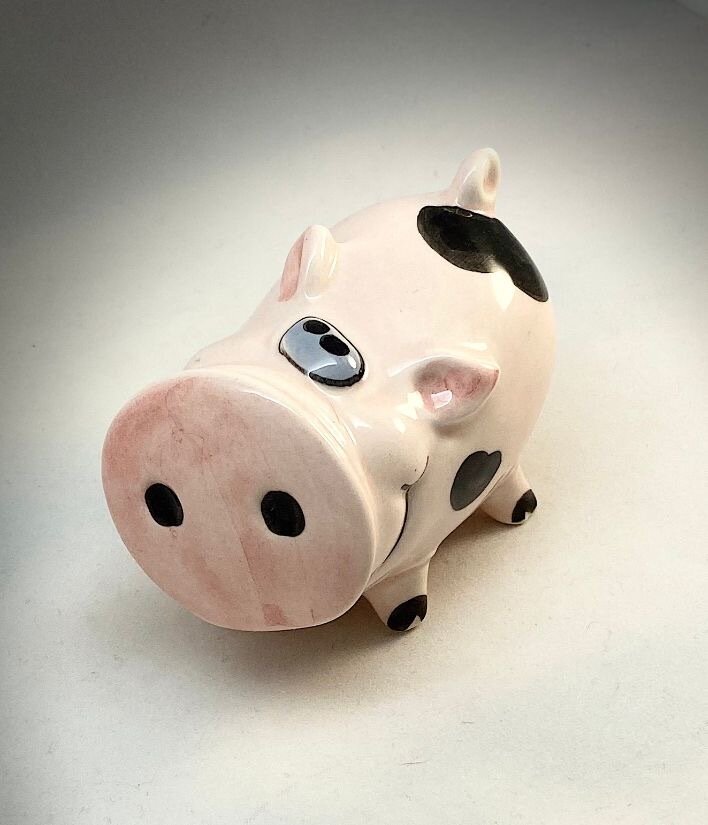Статуэтка фарфоровая декоративная свинка розовая, искупавшаяся в луже, подарок, сувенир, керамика, статуэтка