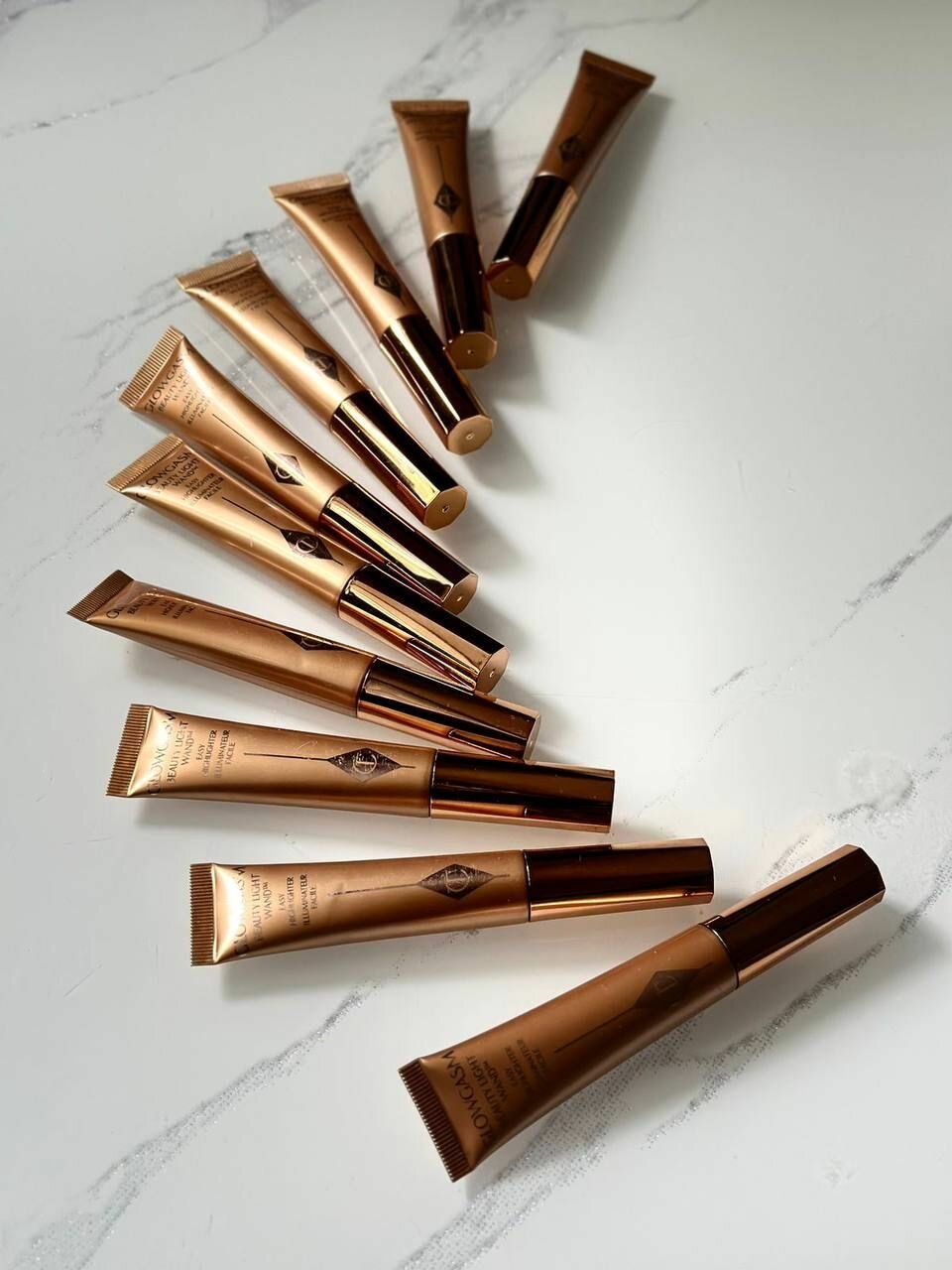 CHARLOTTE TILBURY goldhasm хайлайтер с сиянием
