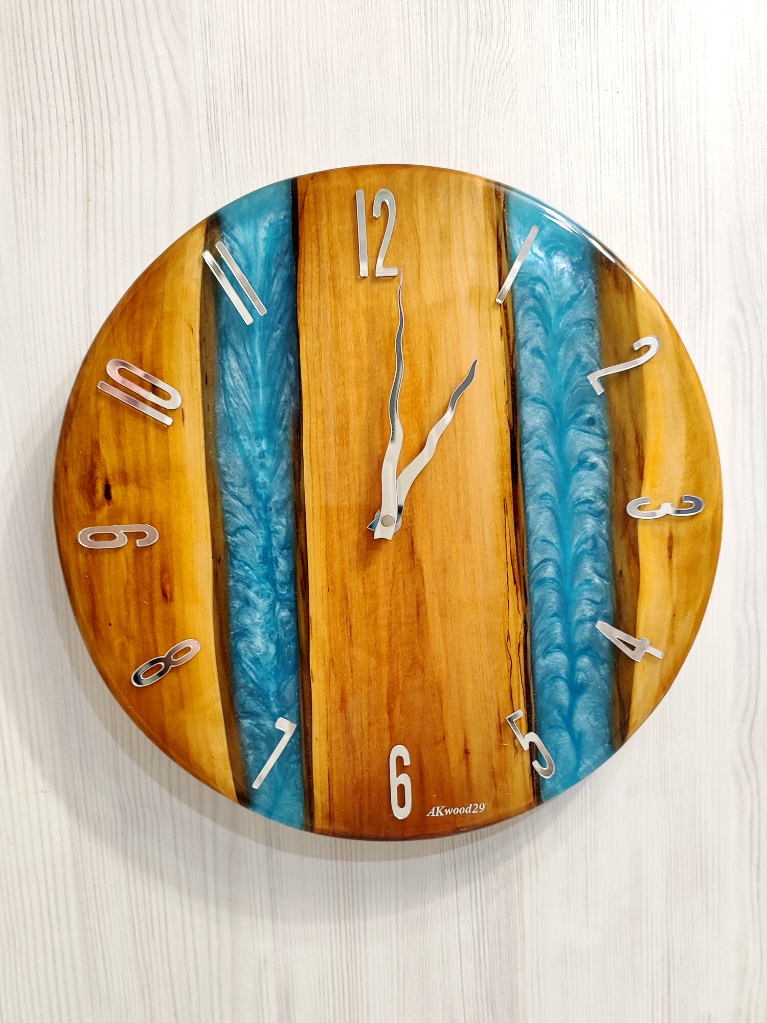 Настенные часы ручной работы из дерева и эпоксидной смолы "Ольха голубое небо 35", диаметр 34 см