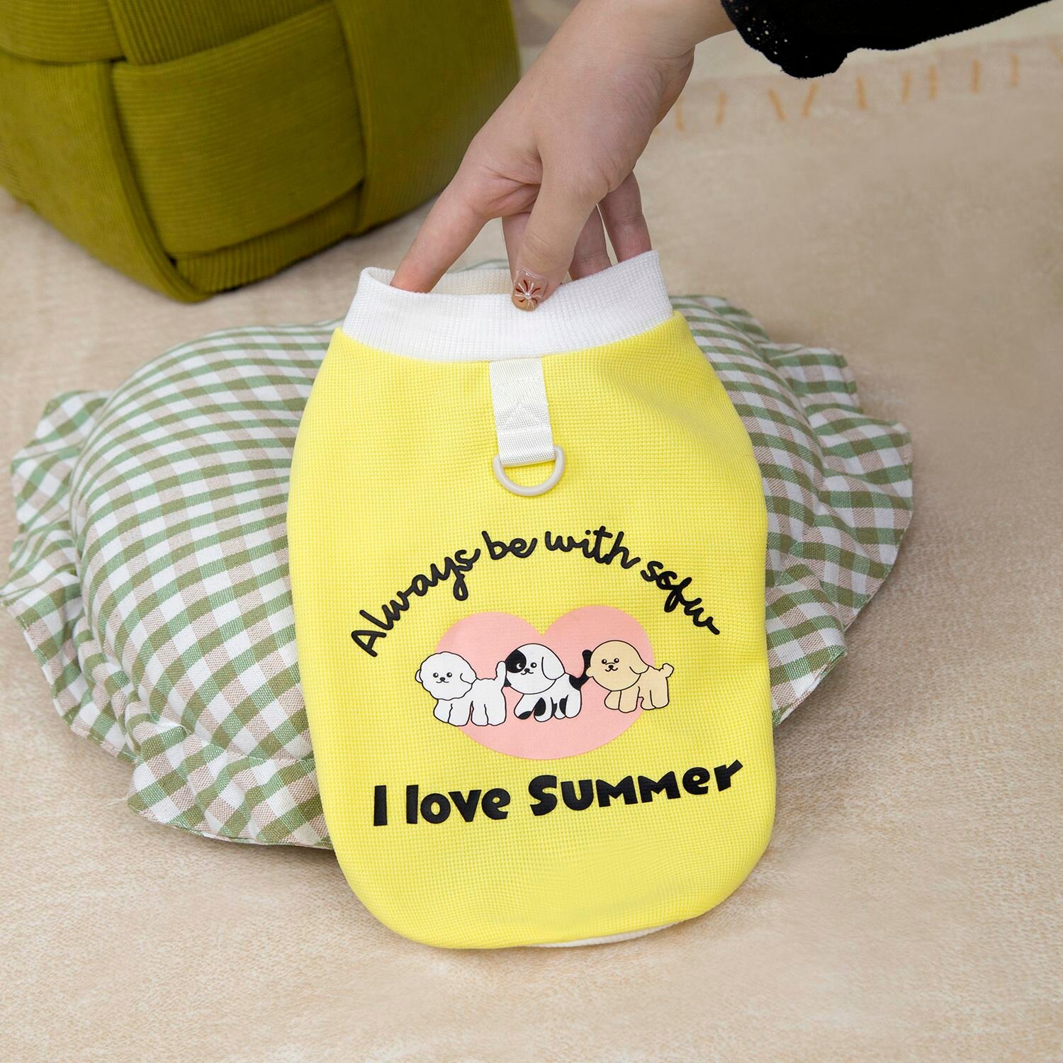 Модная летняя футболка для собак с изображением. Одежда для животных, которая привлечет внимание.