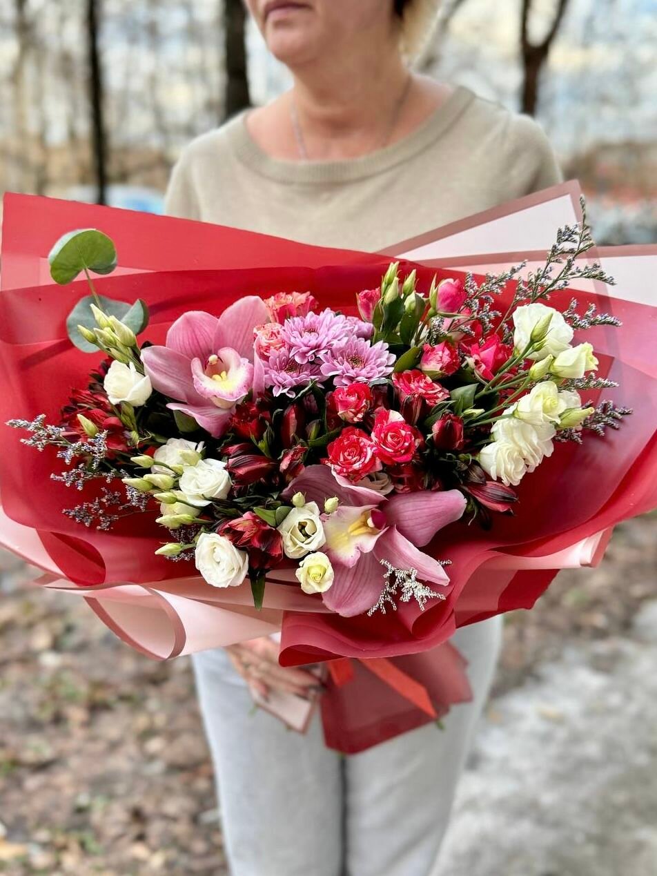 Букет авторский с живыми цветами, орхидеями, кустовыми розами и альстромериеей