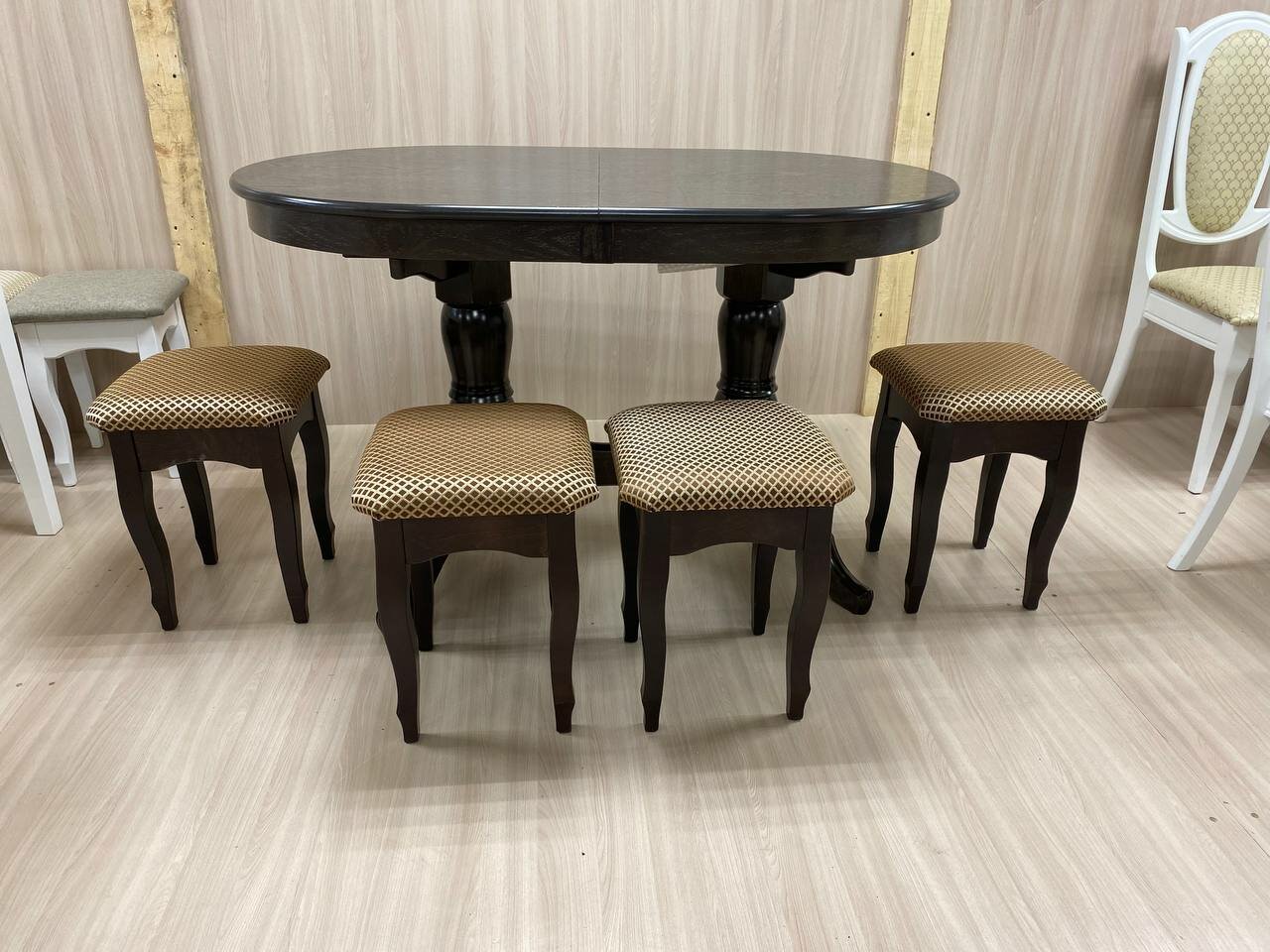 Стол презент 1300*800(+400) и 4 табуретки из массива березы. стол в раздвижном виде 1700*800. столешница МДФ+ножки из массива березы. Цвет венге. производитель Ульяновск