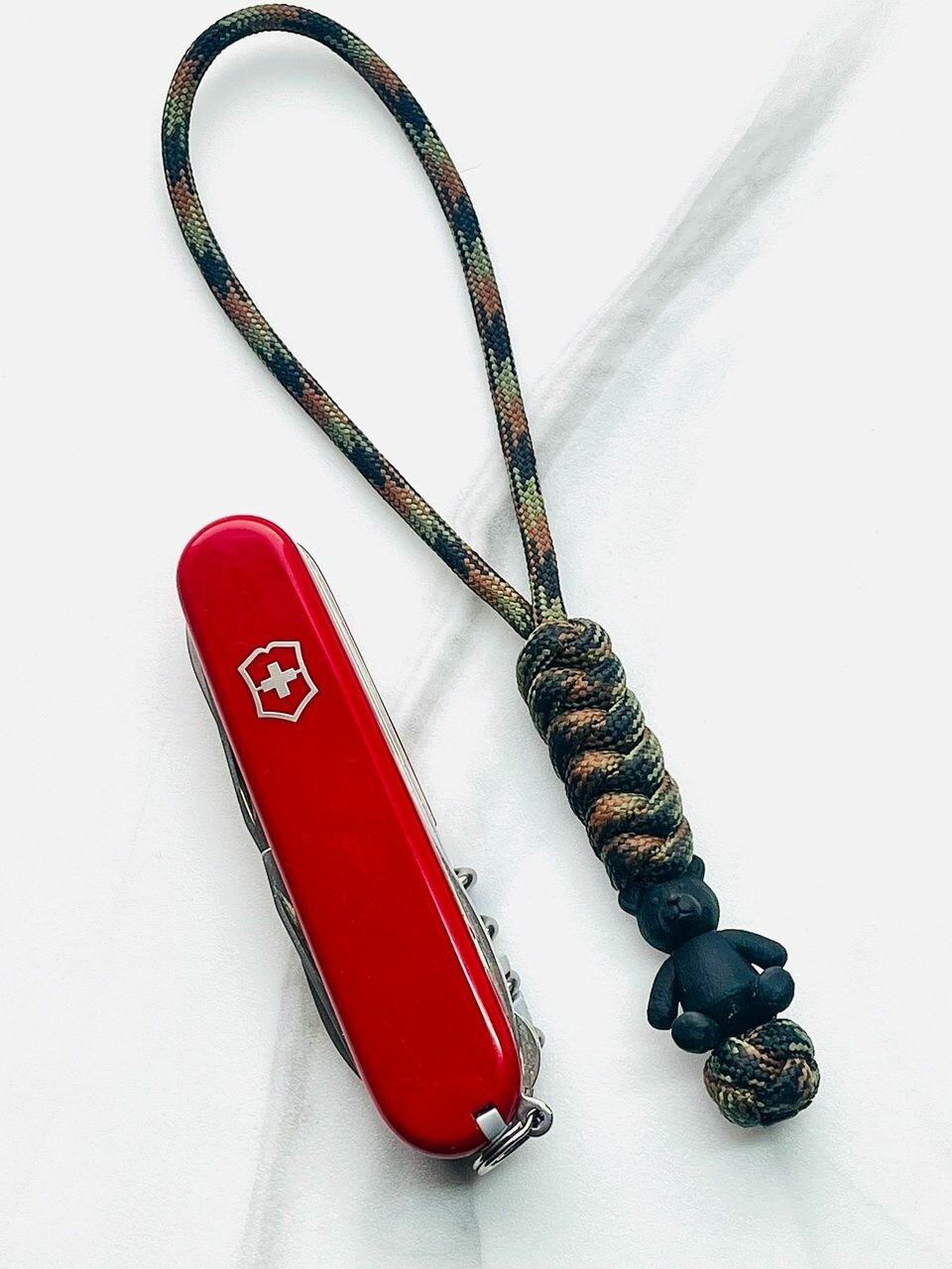 Темляк для ножа из паракорда с пластиковой бусиной "Мишка Вини Пух"