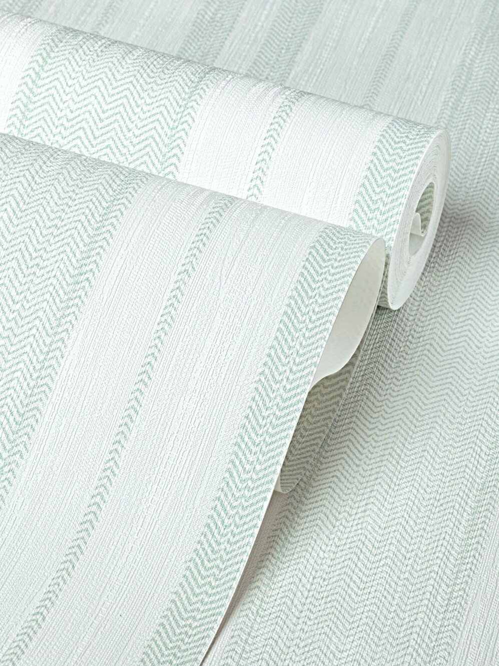 Обои антивандальные метровые. Моющиеся, матовые. С вертикальной полосой светлые зеленые. В спальню, коридор, гостиную, прихожую