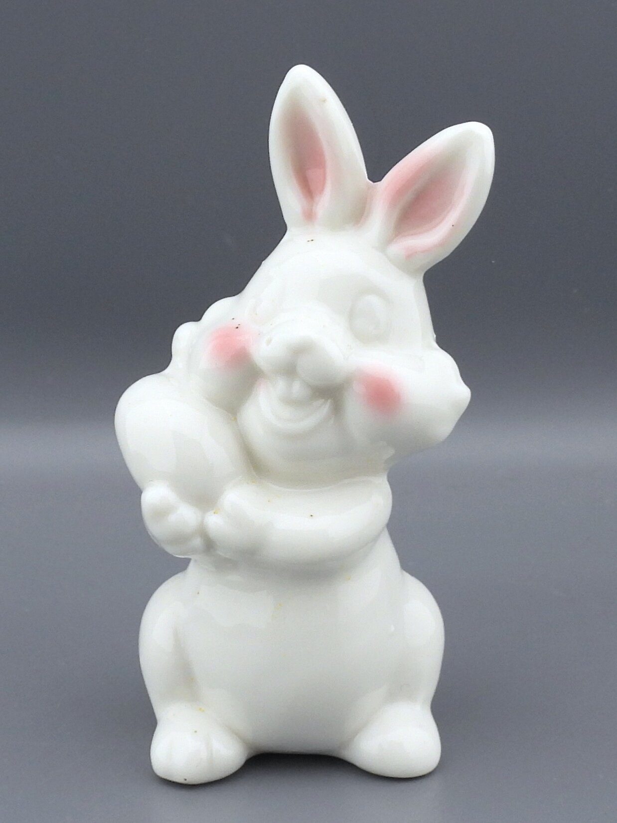 Статуэтка солонка "Зайчик с морковкой" фарфор 9 см