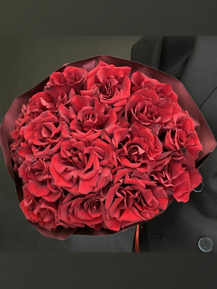 Красные розы (французские розы 15 шт.), высота букета 50 см, ширина 30 см