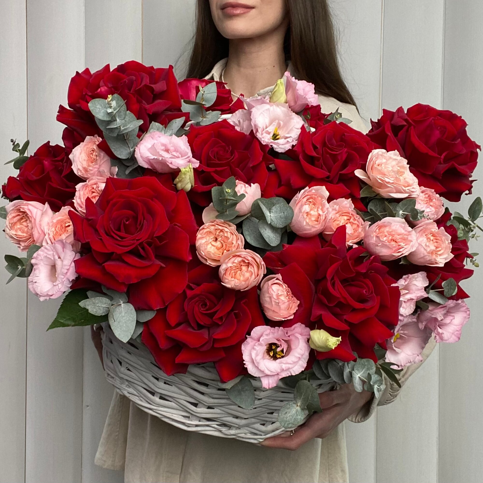 Корзина с французскими розами, розой Джульетта и эустомой Ver Flowers